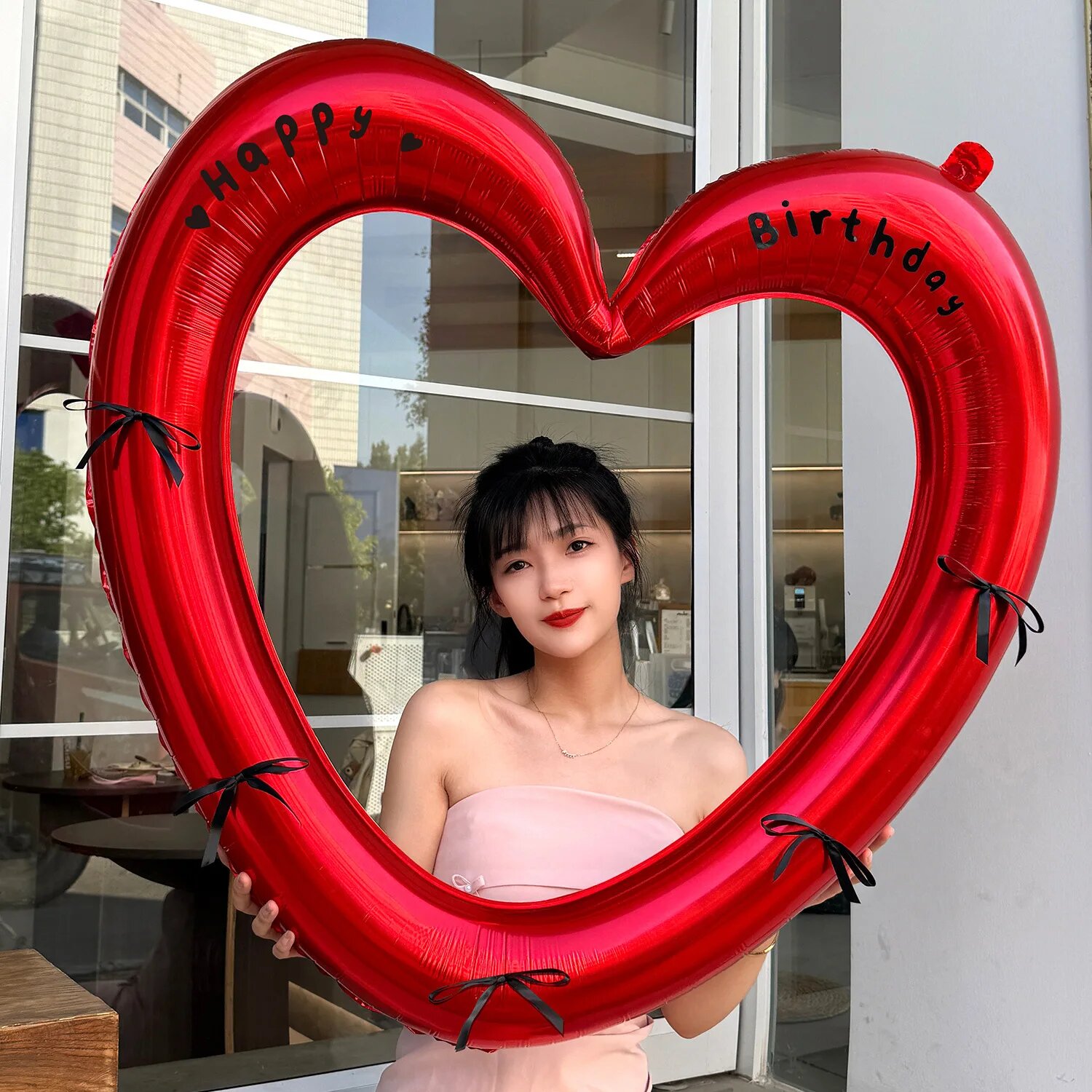 Красное сердце фольгированное с надписью "Happy Birthday"