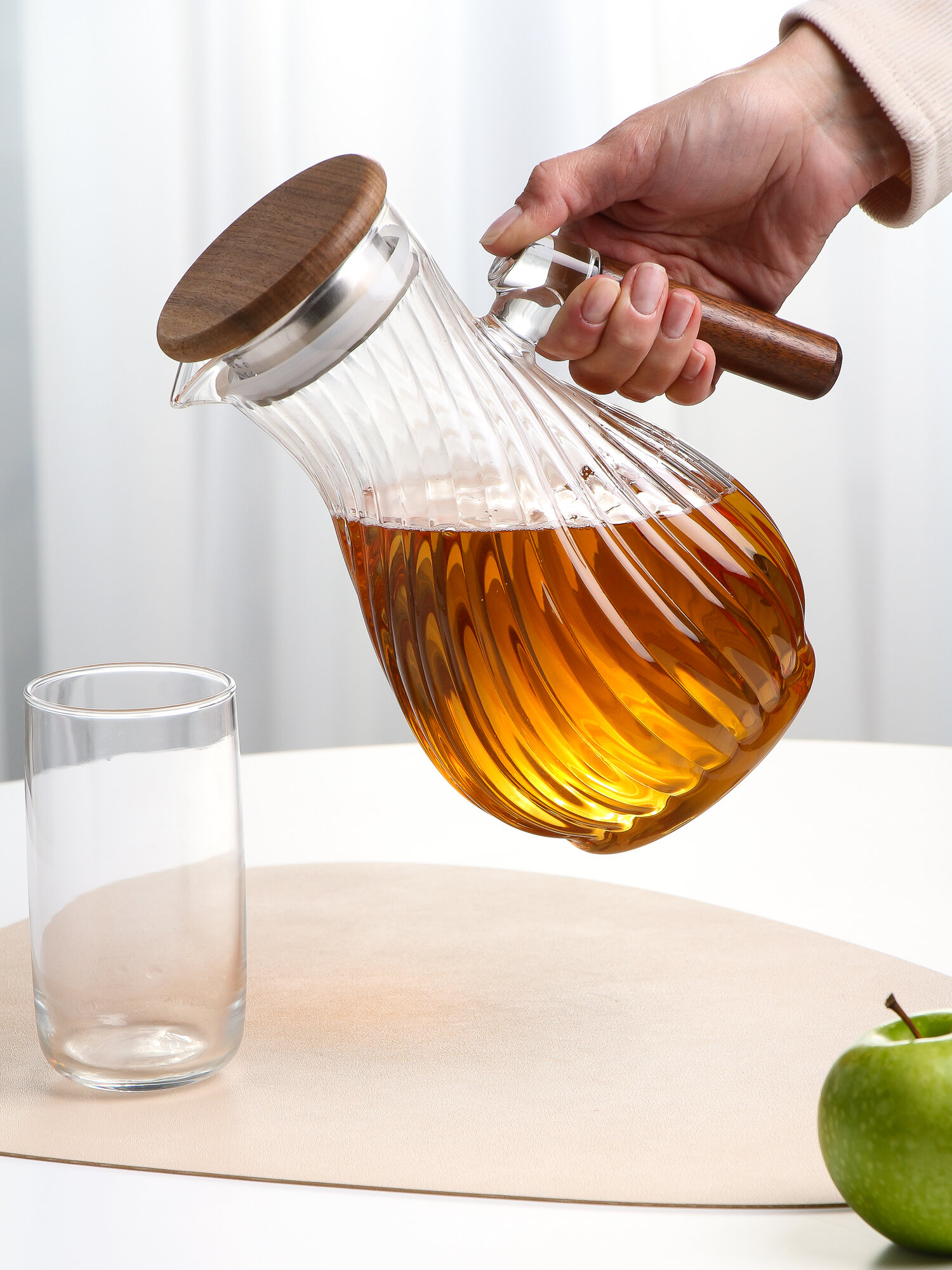 Кувшин из боросиликатного стекла 1.6 л с деревянной ручкой и крышкой-фильтром для лимонада, сока и воды Y4-11030
