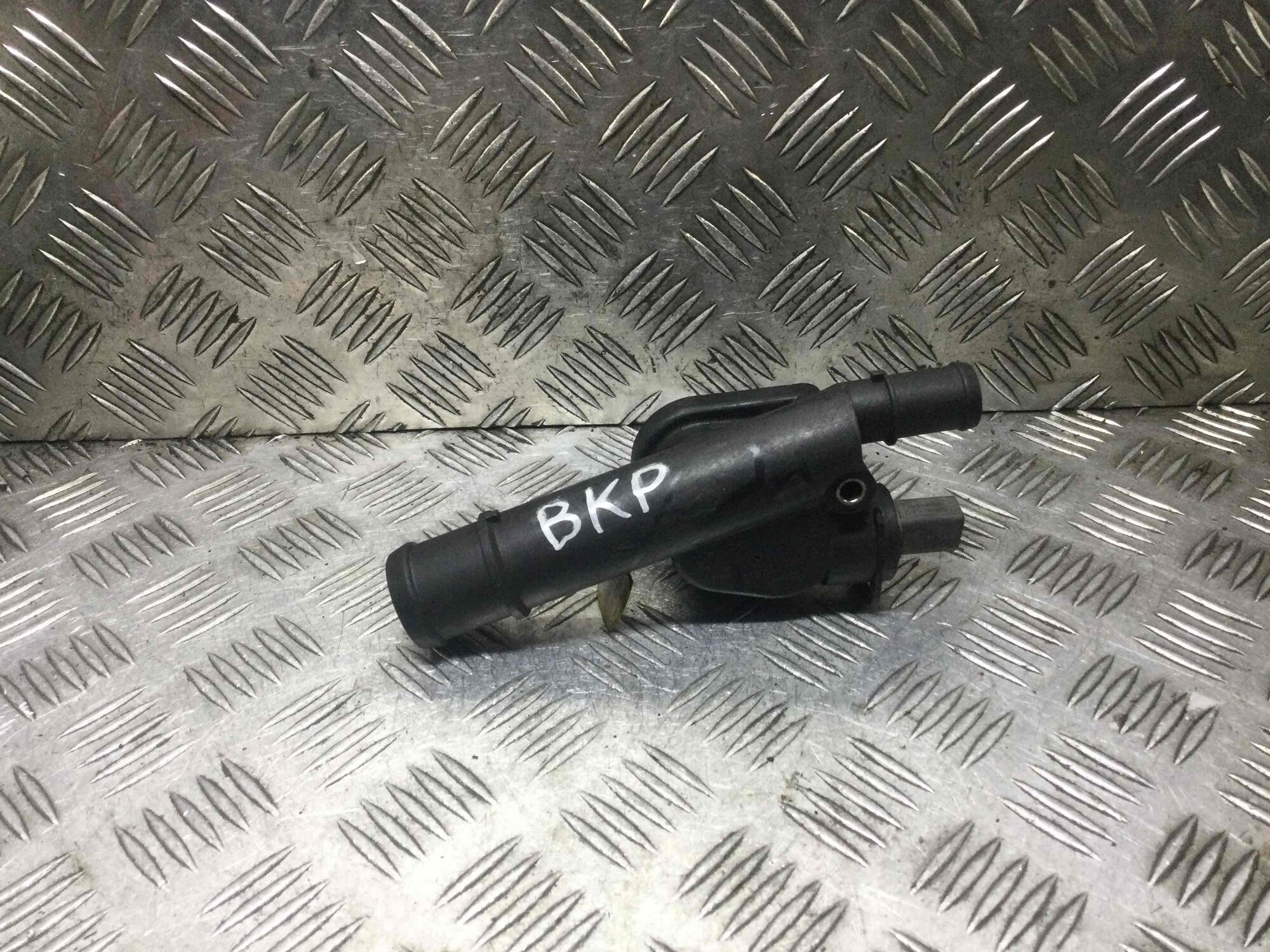 Б/У Фланец (тройник) системы охлаждения Volkswagen Passat B6 (2005-2010) 2005 г.