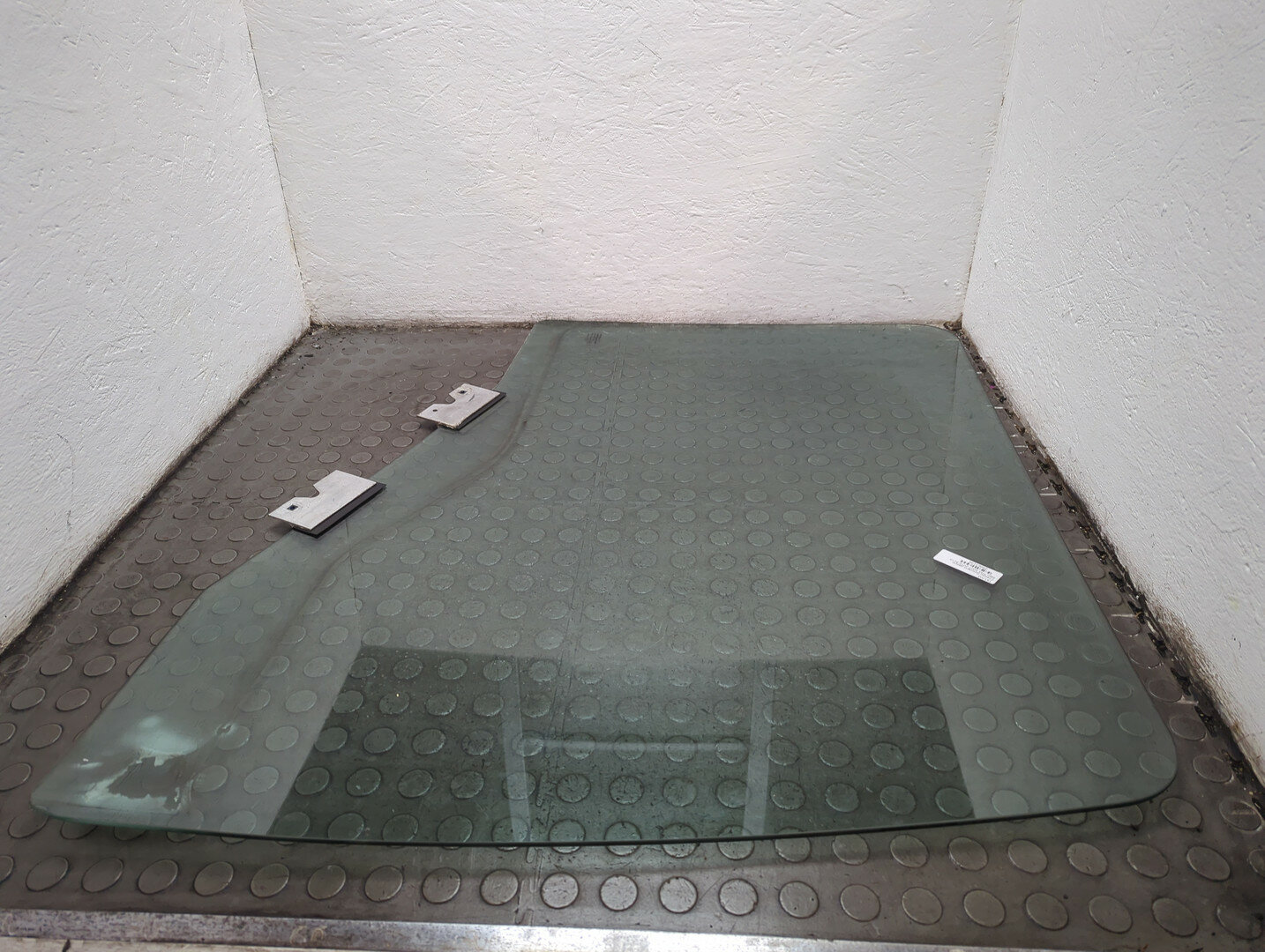 Стекло боковой двери левое переднее Man TGX Б/У