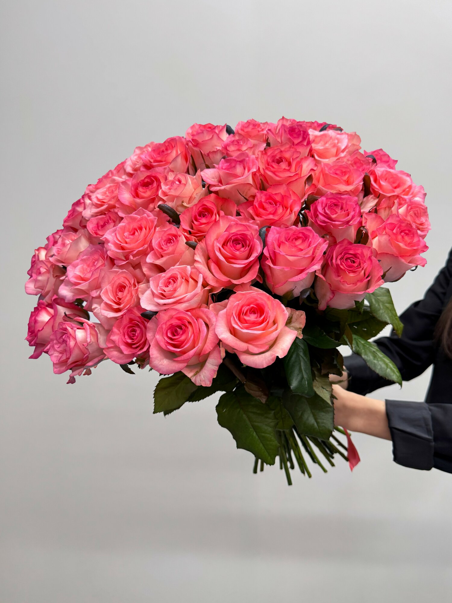 Букет живых цветов, бело-розовые розы 51 шт. 50 см "Джумилия", флау стор