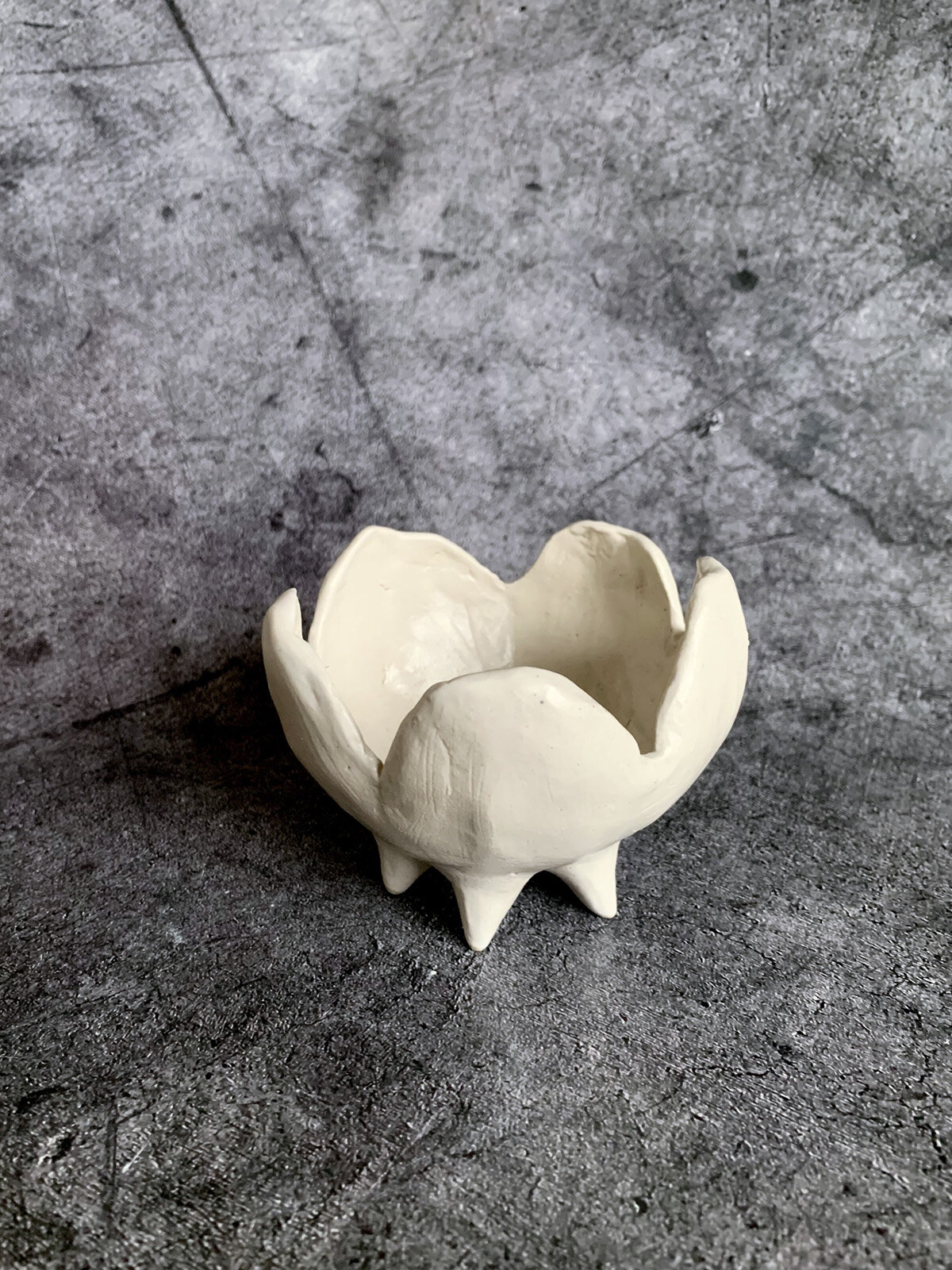 Подвечник на ножка с цветок