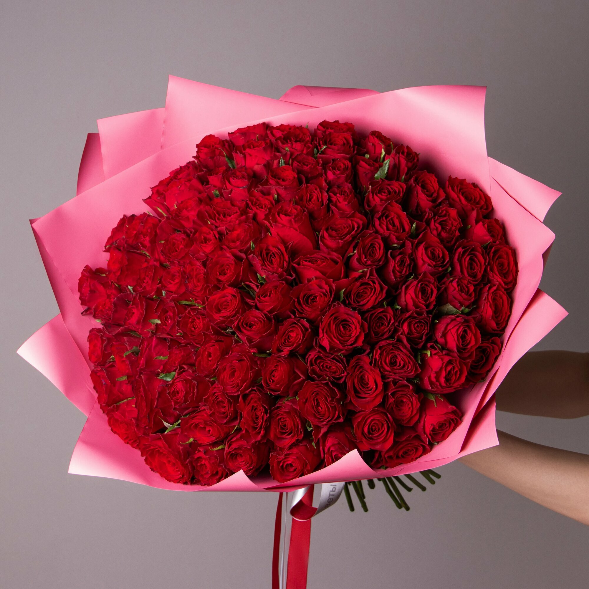 Букет Роза "Мадам Ред" 101 шт Высота 50 см в коробке и аквабоксе от "Простоцветы"