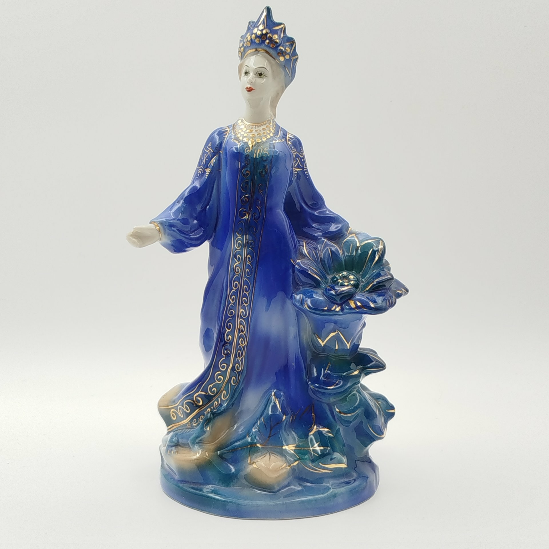 Статуэтка "Хозяйка медной горы", скульптор Л. Н. Шушканова, фарфор, роспись