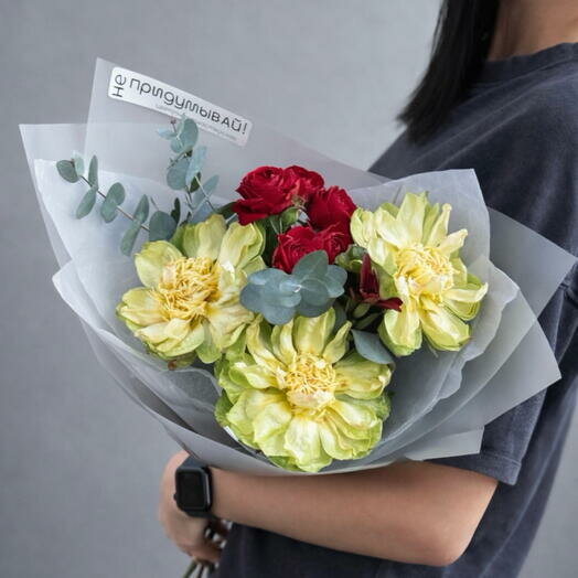 Стойкий букет экзот с ароматной кустовой розой, розой вегги и эвкалипта