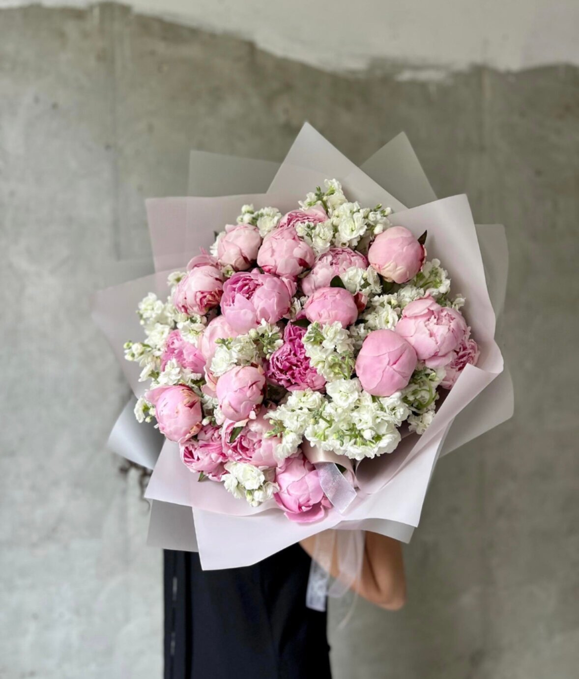 Букет Wow-эффект (21 штука пионы Сара Бернар, ароматная белая маттиола)