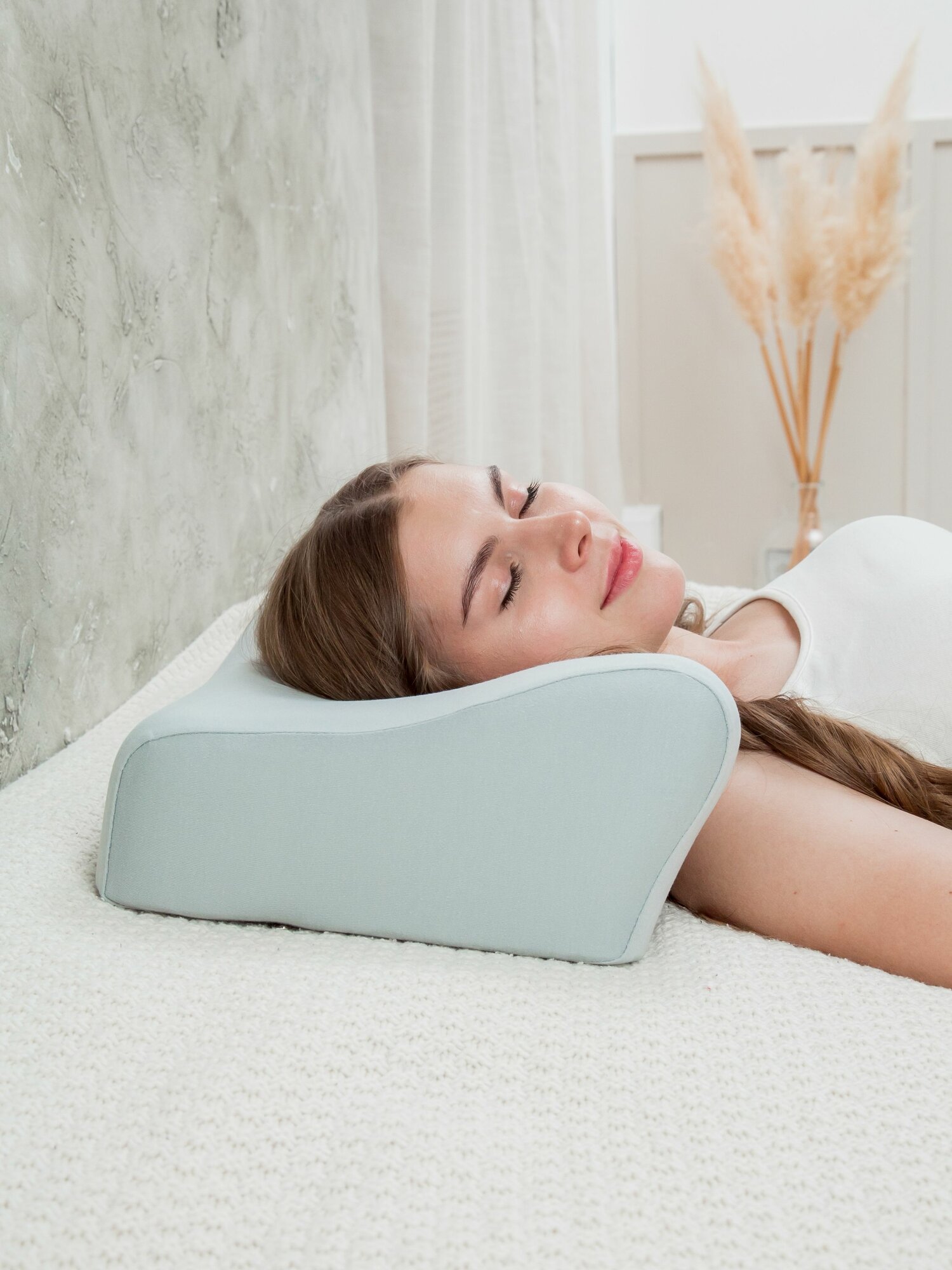 Ортопедическая подушка с выемкой под плечо с эффектом памяти memory foam для сна