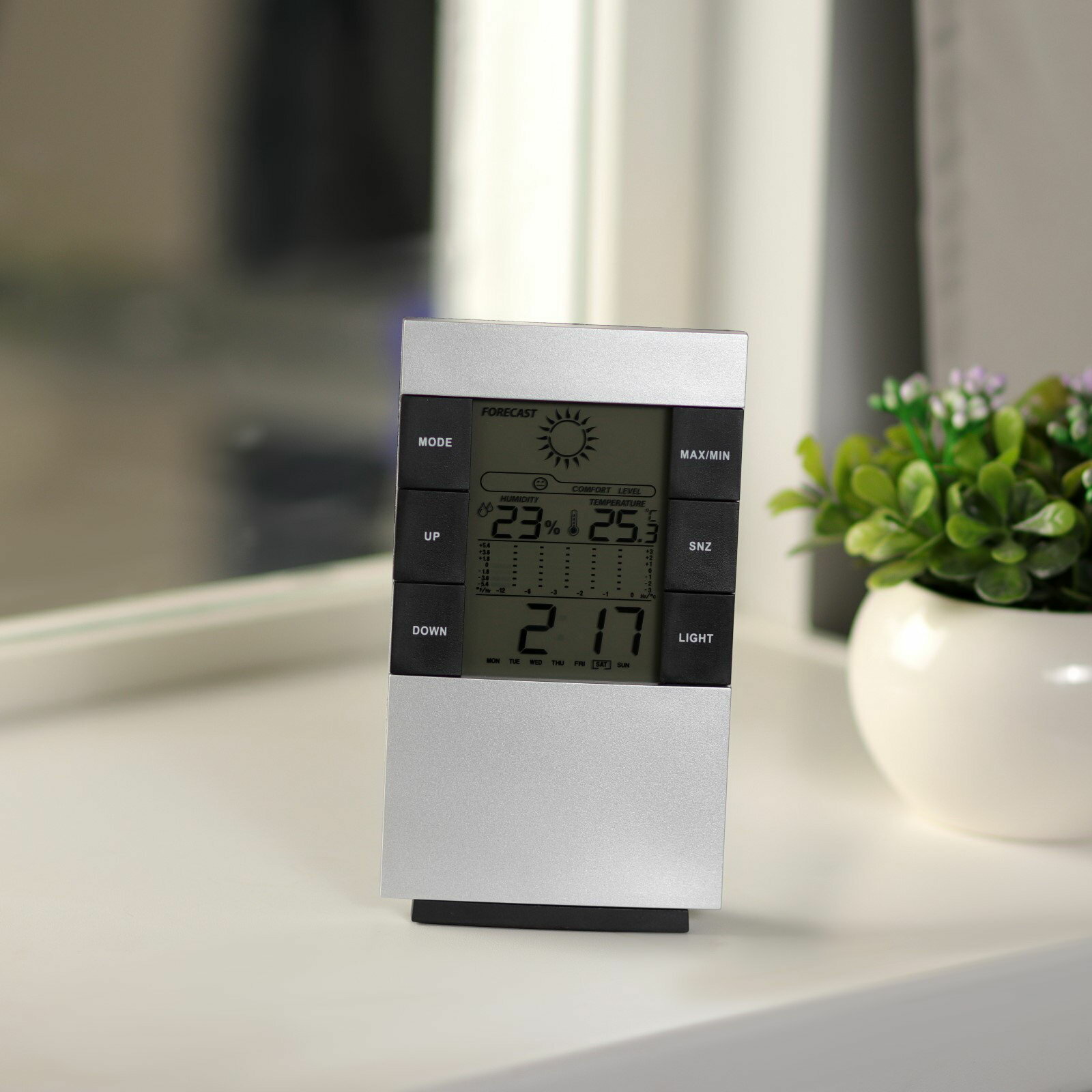 Метеостанция Luazon LB-01, с часами, термометром, дисплеем, подсветкой, серая