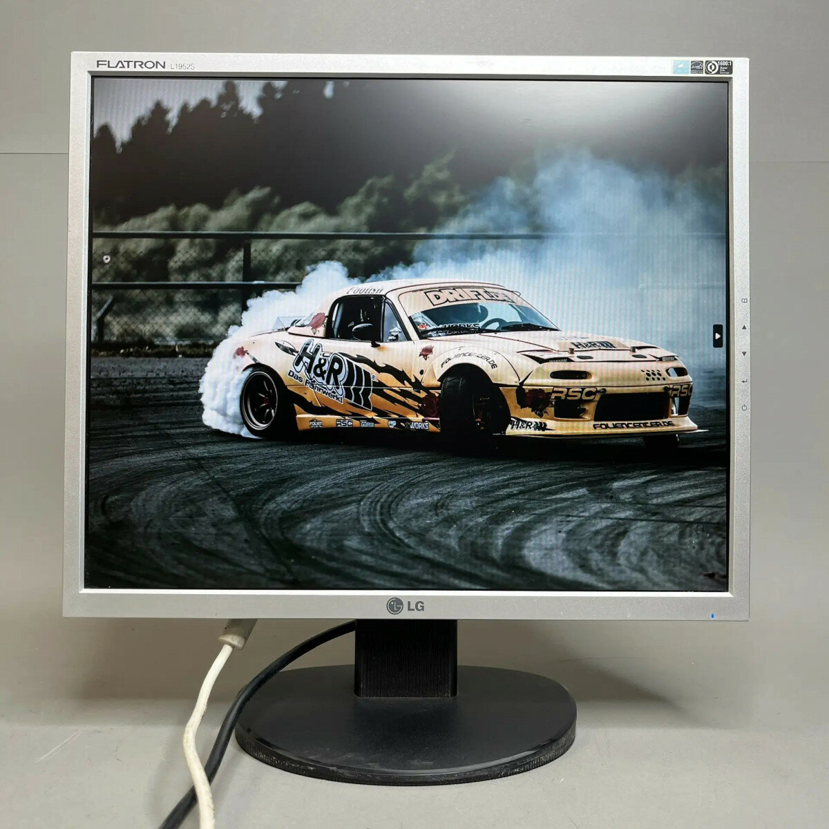 19" Монитор LG L1952S-SF Flatron, 1280x1024, 75 Гц, TN серый