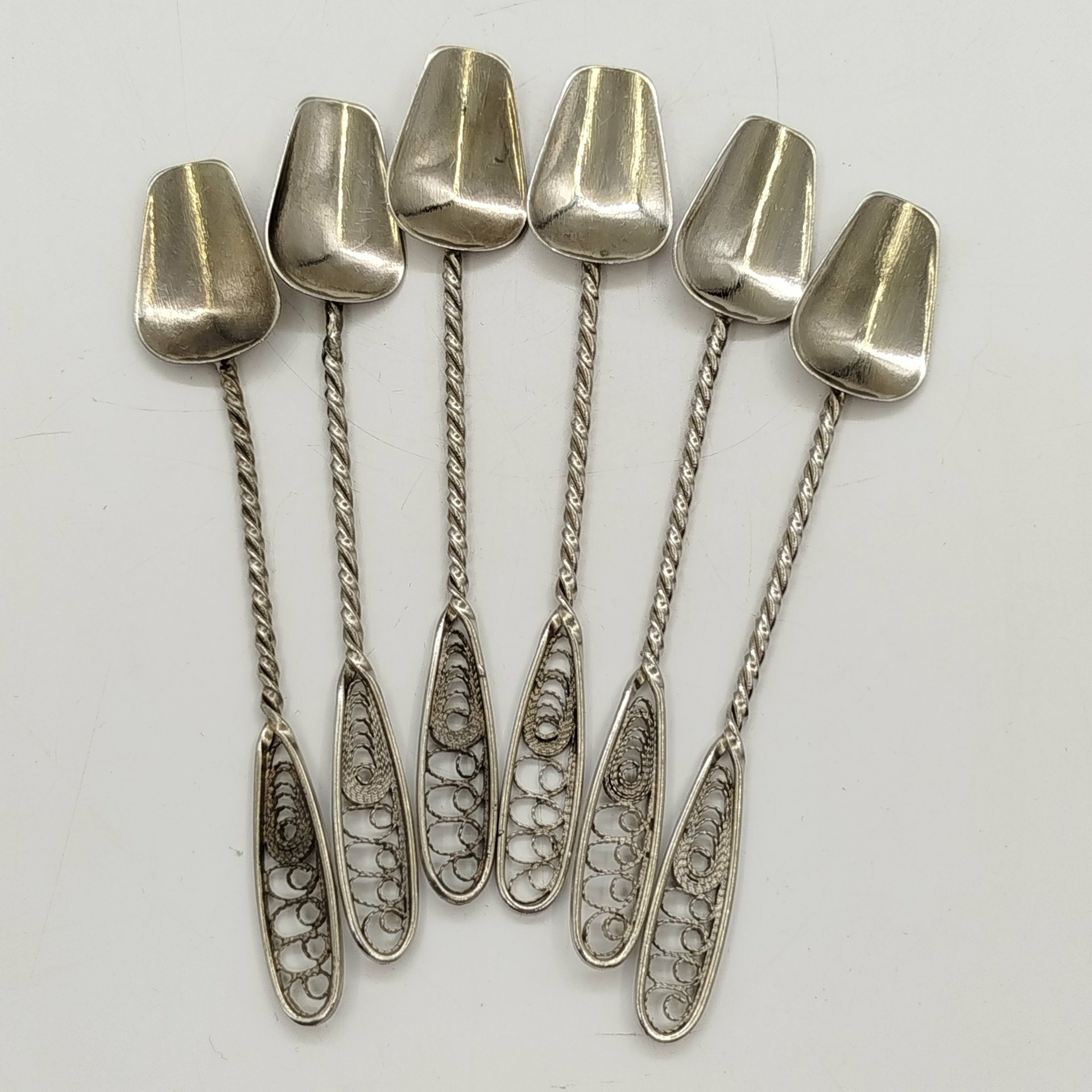 Набор кофейных ложек с витыми ручками и сканным декором, металл, серебрение