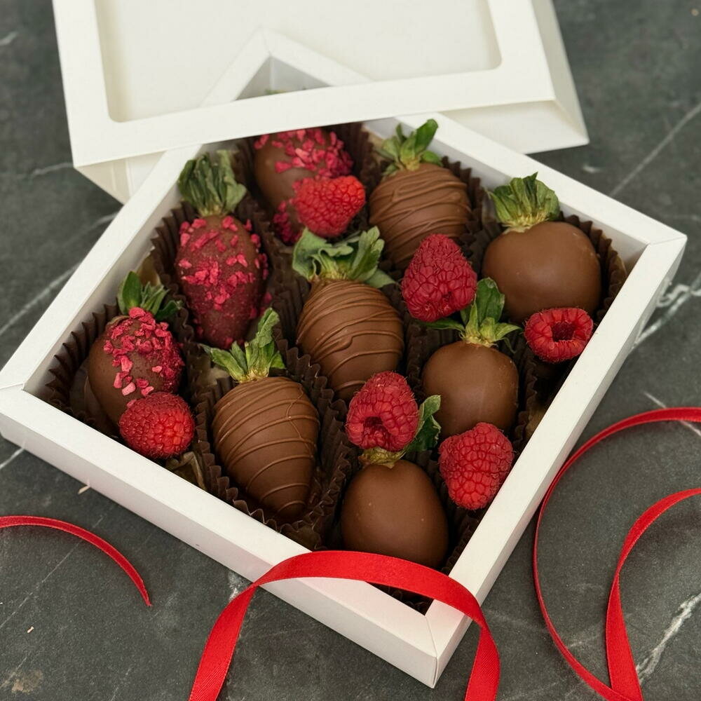 Подарочный набор "Клубника в Шоколаде" Callebaut, с малиной на любой повод