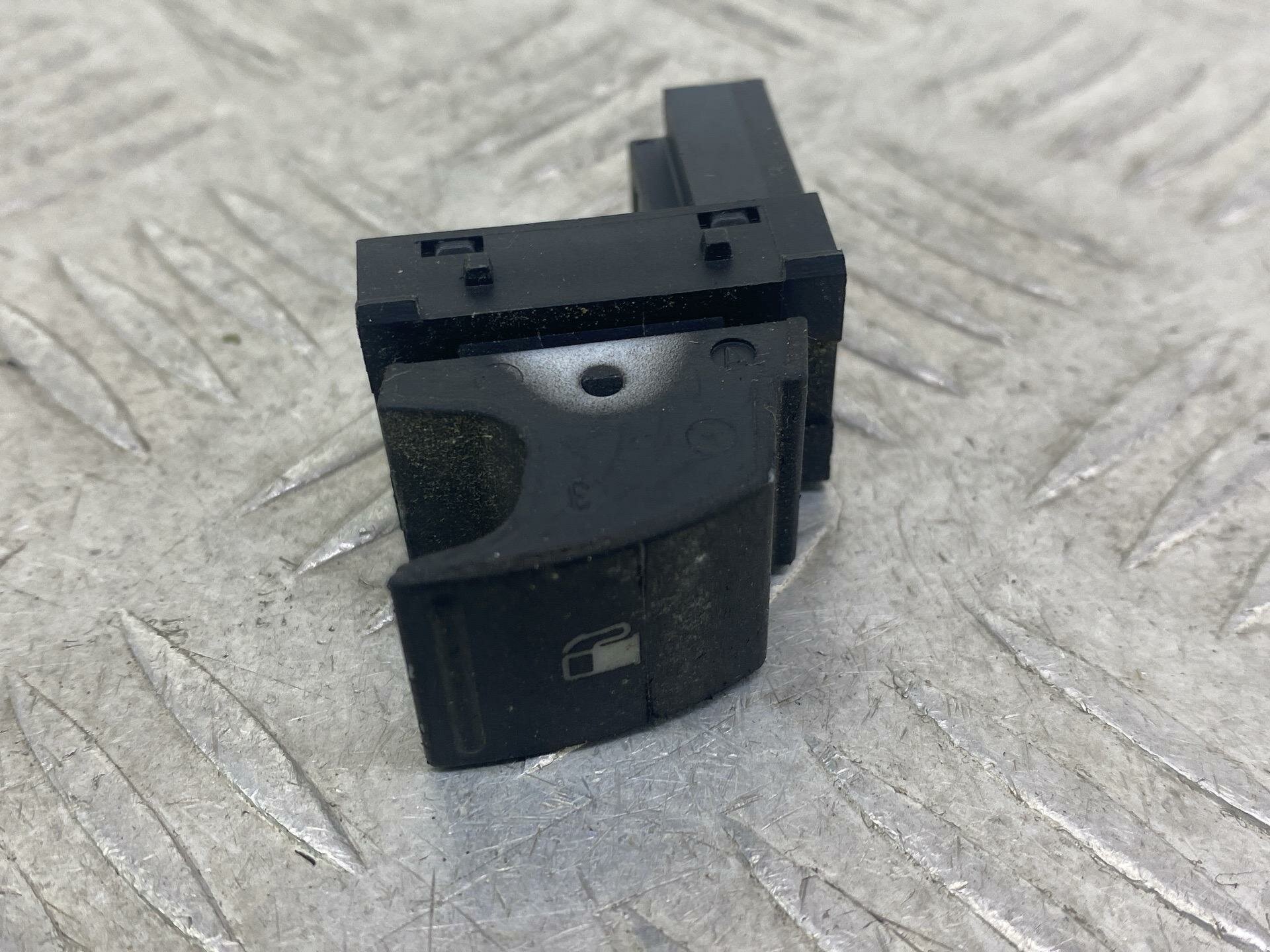 Кнопка открытия лючка топливного бака Volkswagen Golf 5 2005 7L6959833A