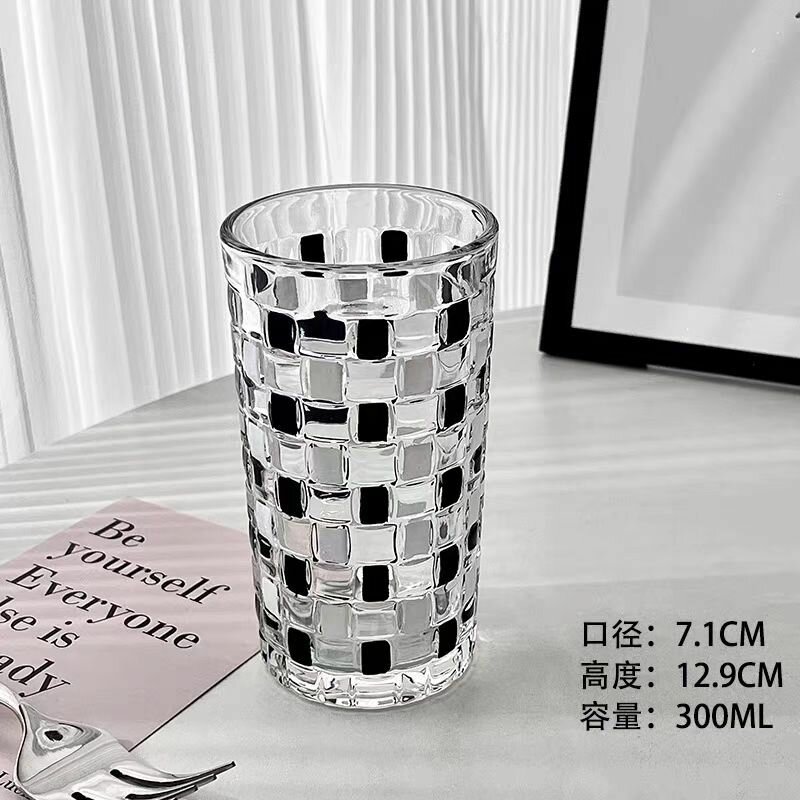 Красные кубики льда, расписанные вручную, на атмосферных стаканах для воды, бокалах для напитков, стаканах для виски и бокалах для крепких спиртных напитков.