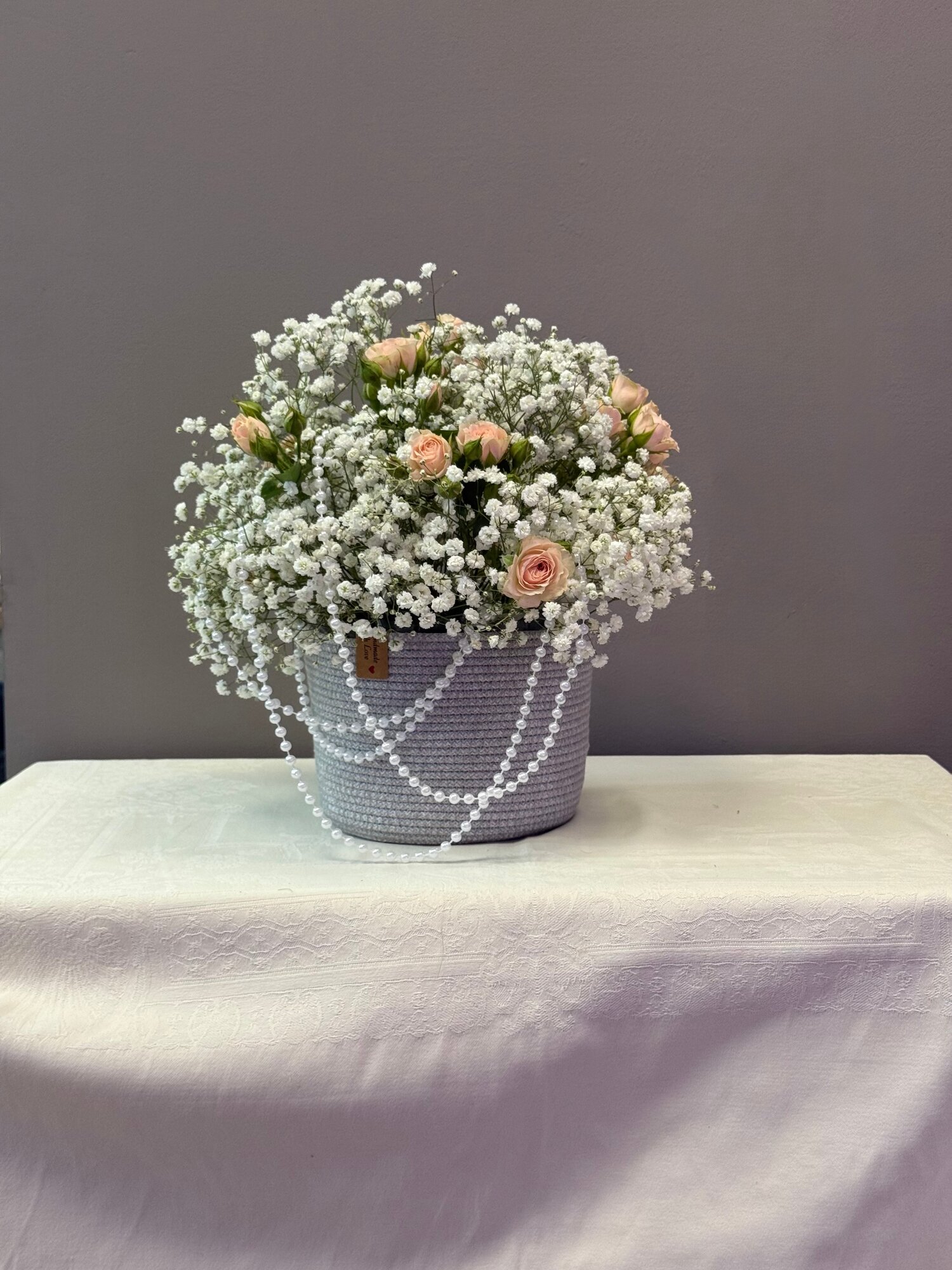 Гипсофила и кустовые розы в корзине из джута «Жемчужина»