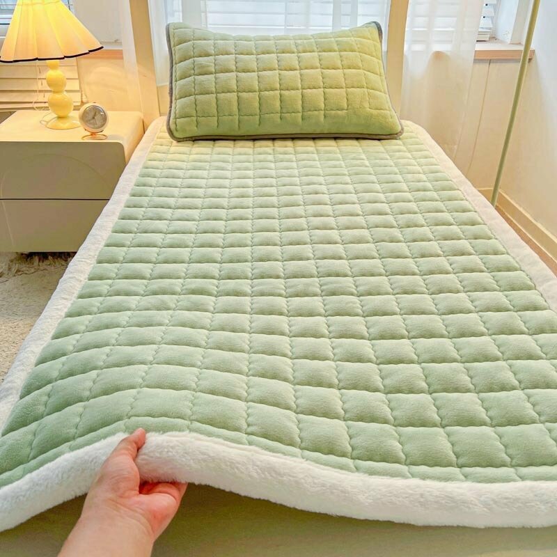 Этот тёплый матрас изготовлен из утолщённого молочного флиса класса А. Это односпальный складной матрас, подходящий для использования в спальне. Размер матраса: 90*190 см, размер наволочки: 48*74 см.