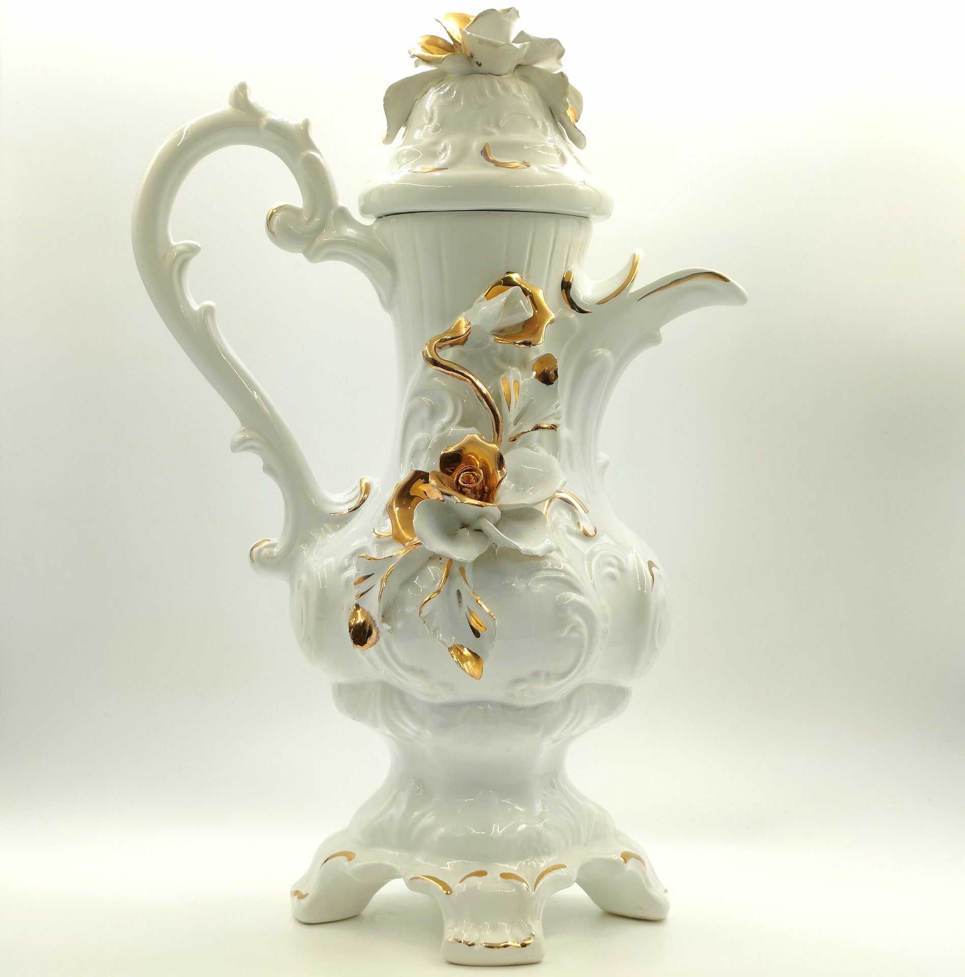 Кувшин (чайник) декоративный изящной формы