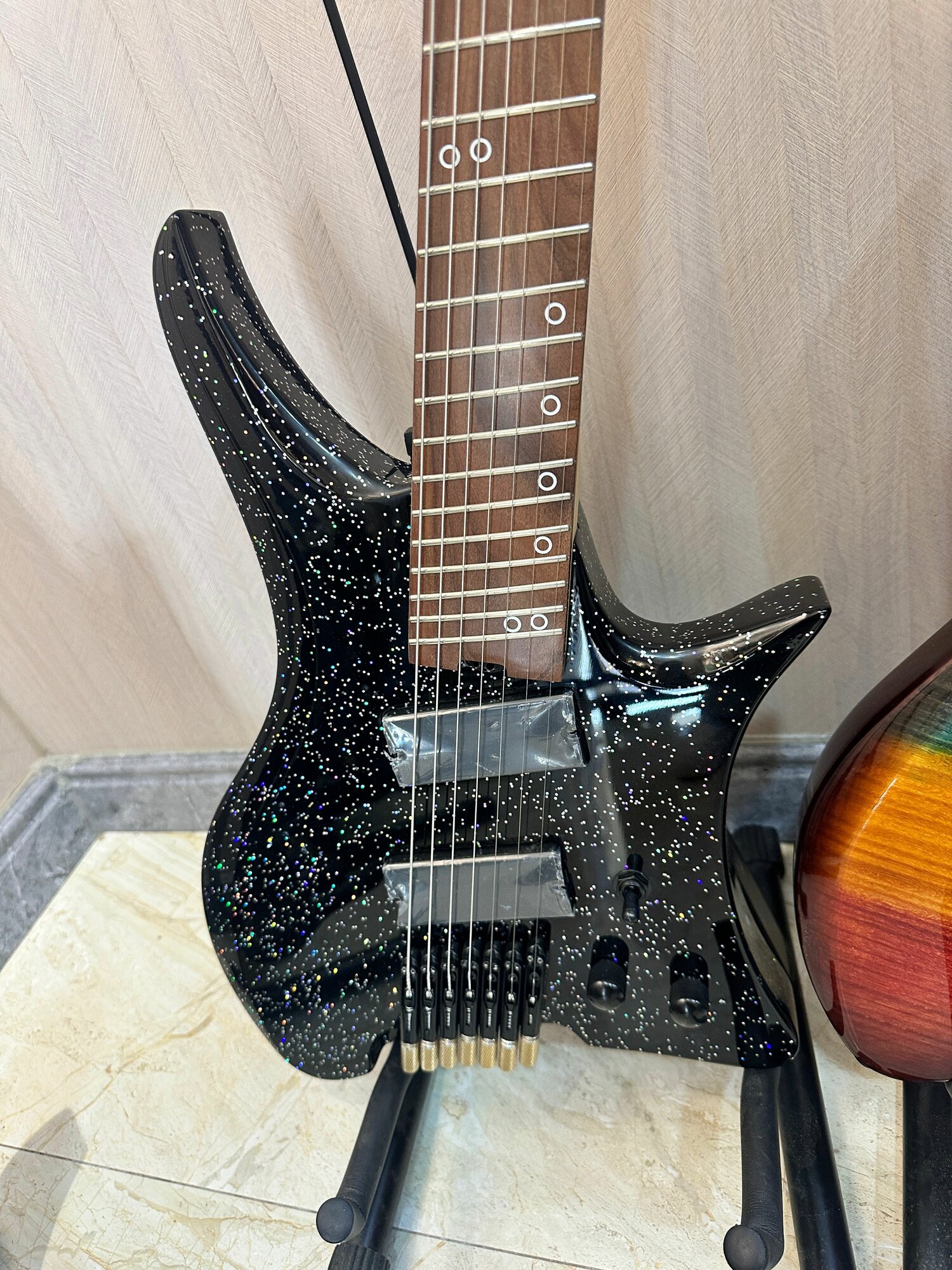 8-струнная безголовая электрогитара