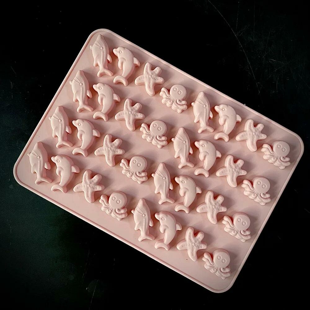 Форма силиконовая для шоколада и изомальта "SEA RESIDENTS", 32 отсечки, 1 штука, размер формы 10x20 см, размер фигурок: Осьминог 27x20мм, Звезда морская (маленькая звезда) 25x20мм, Дельфин (рыба) 25x30мм, цвет фигурок может отличаться, отправка случайным