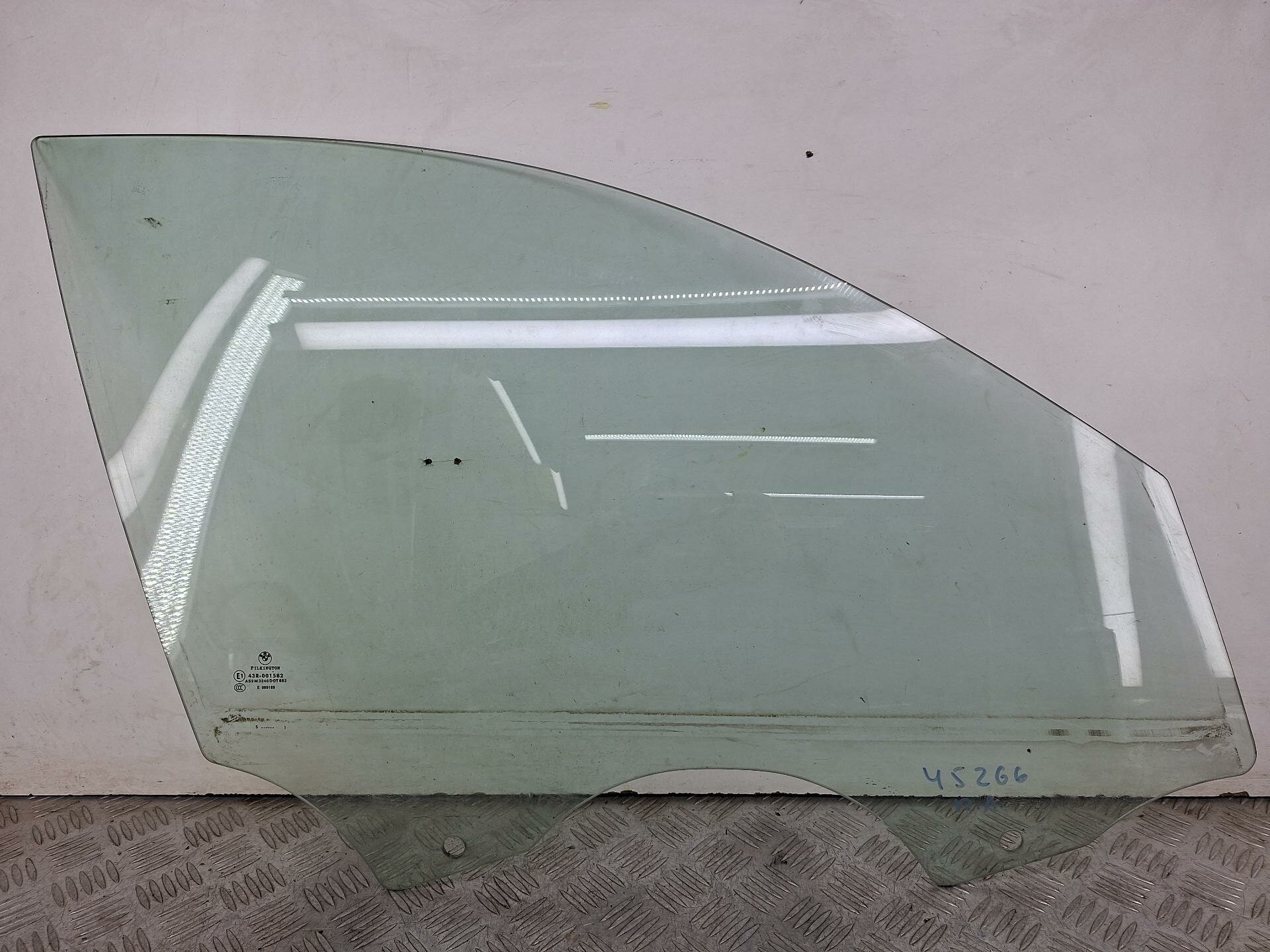 Стекло двери передней правой BMW 3 E90/E91 2005 AS2