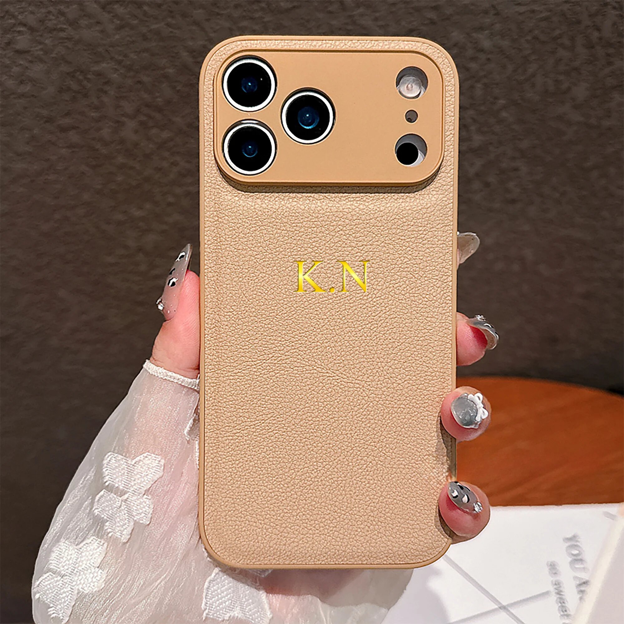 Чехол для iPhone 16 из искусственной кожи, хаки, с инициалами K.N.