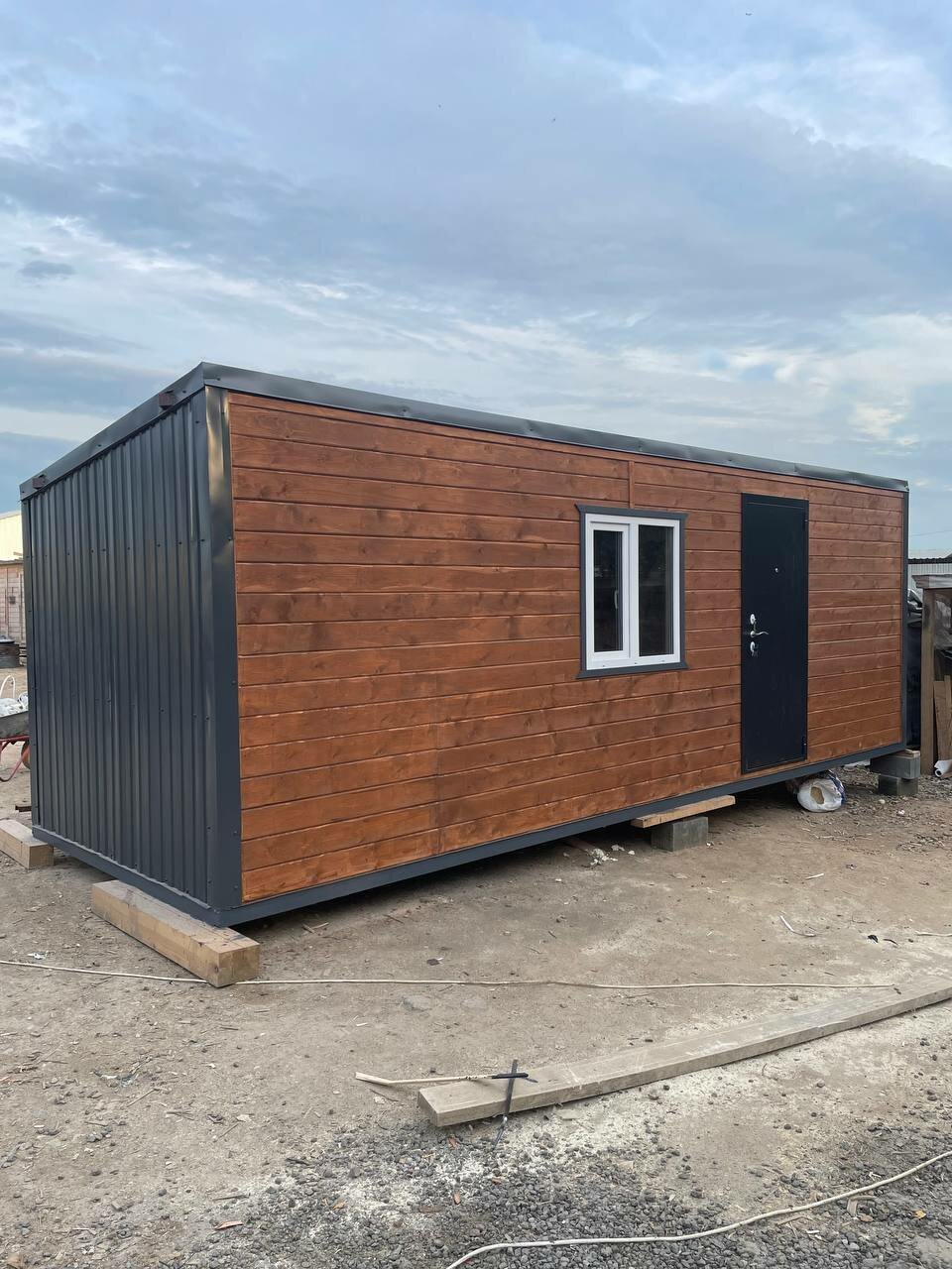 Бытовка дачная 6000х2300 утепленная для проживания с электрикой и покраской под ключ