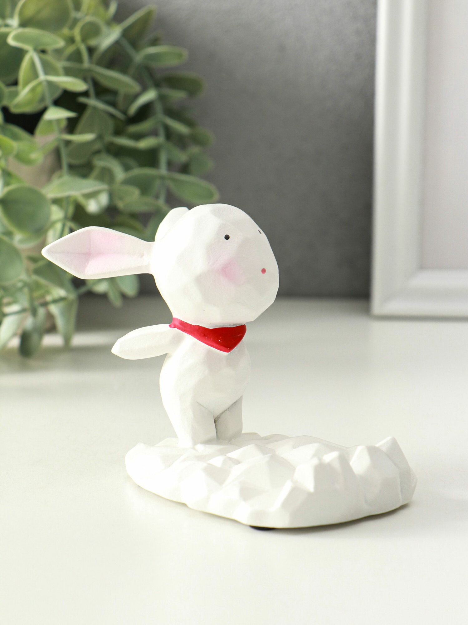 Фигурка - подставка для телефона "Зайка с шейным красным платком", 6.5x9x8.5 см