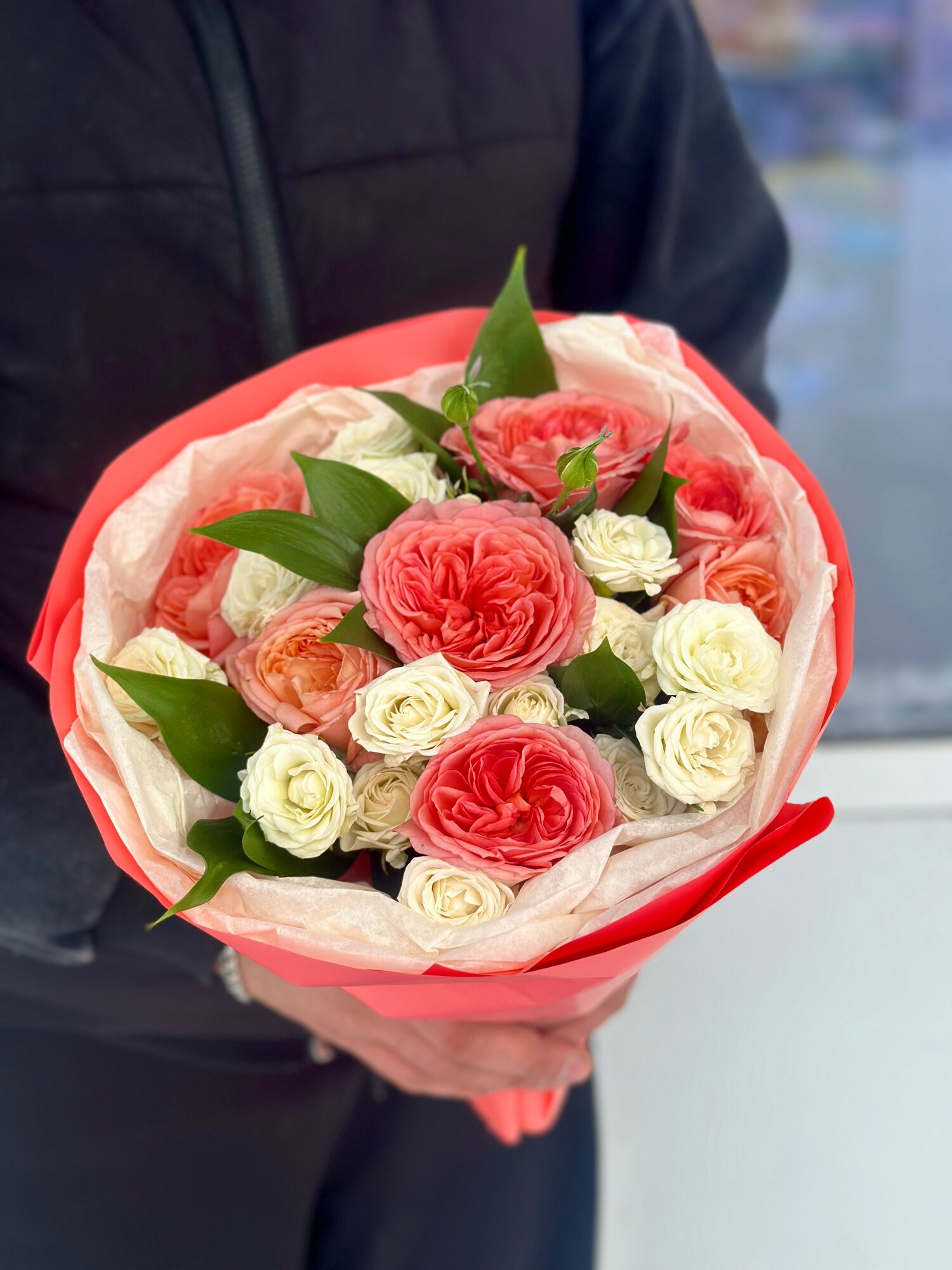 Монобукет Liana Flowers, розы, кустовые и одноголовые, розовый и белый