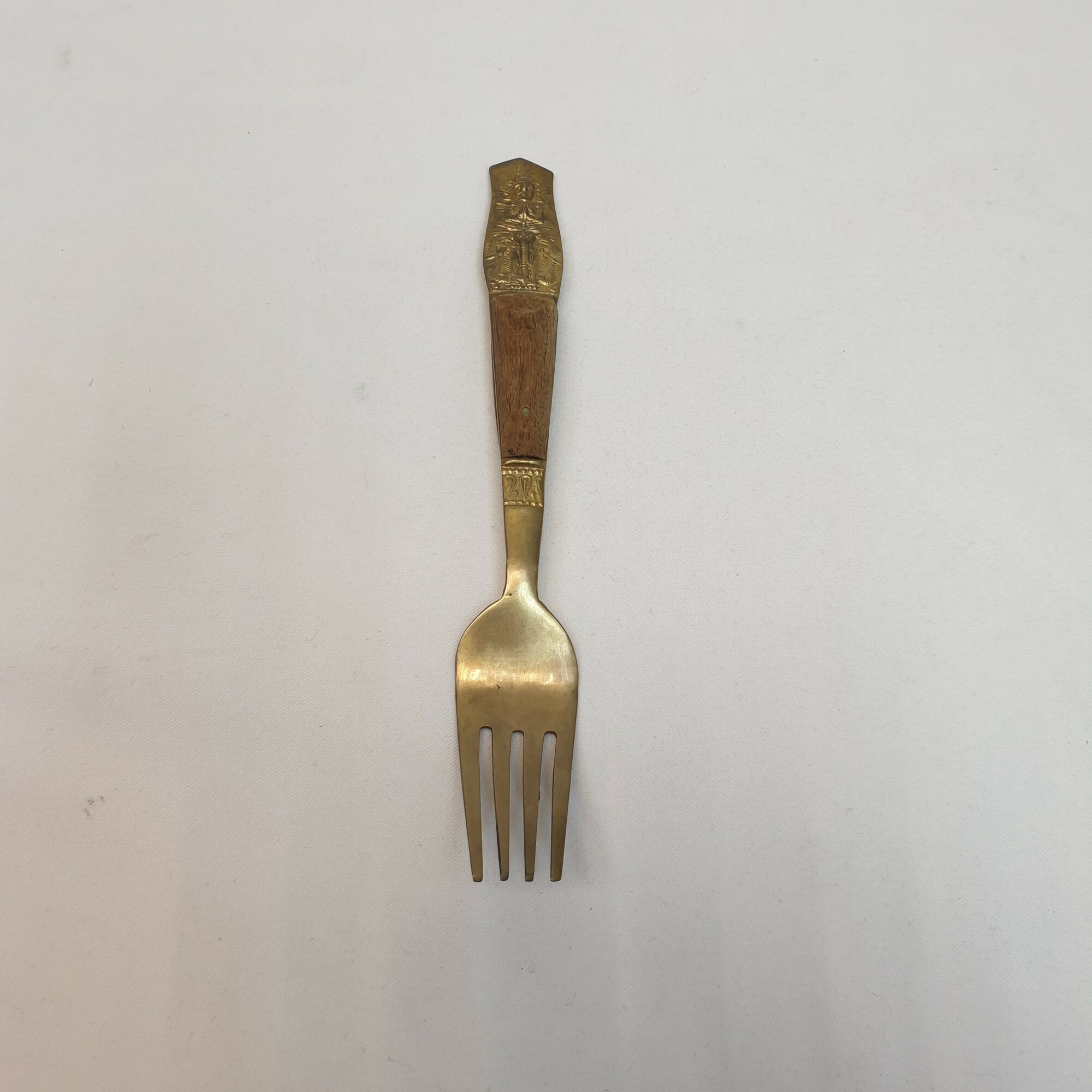 Вилка столовая с рисунком, желтый металл, дерево. Винтаж, Таиланд