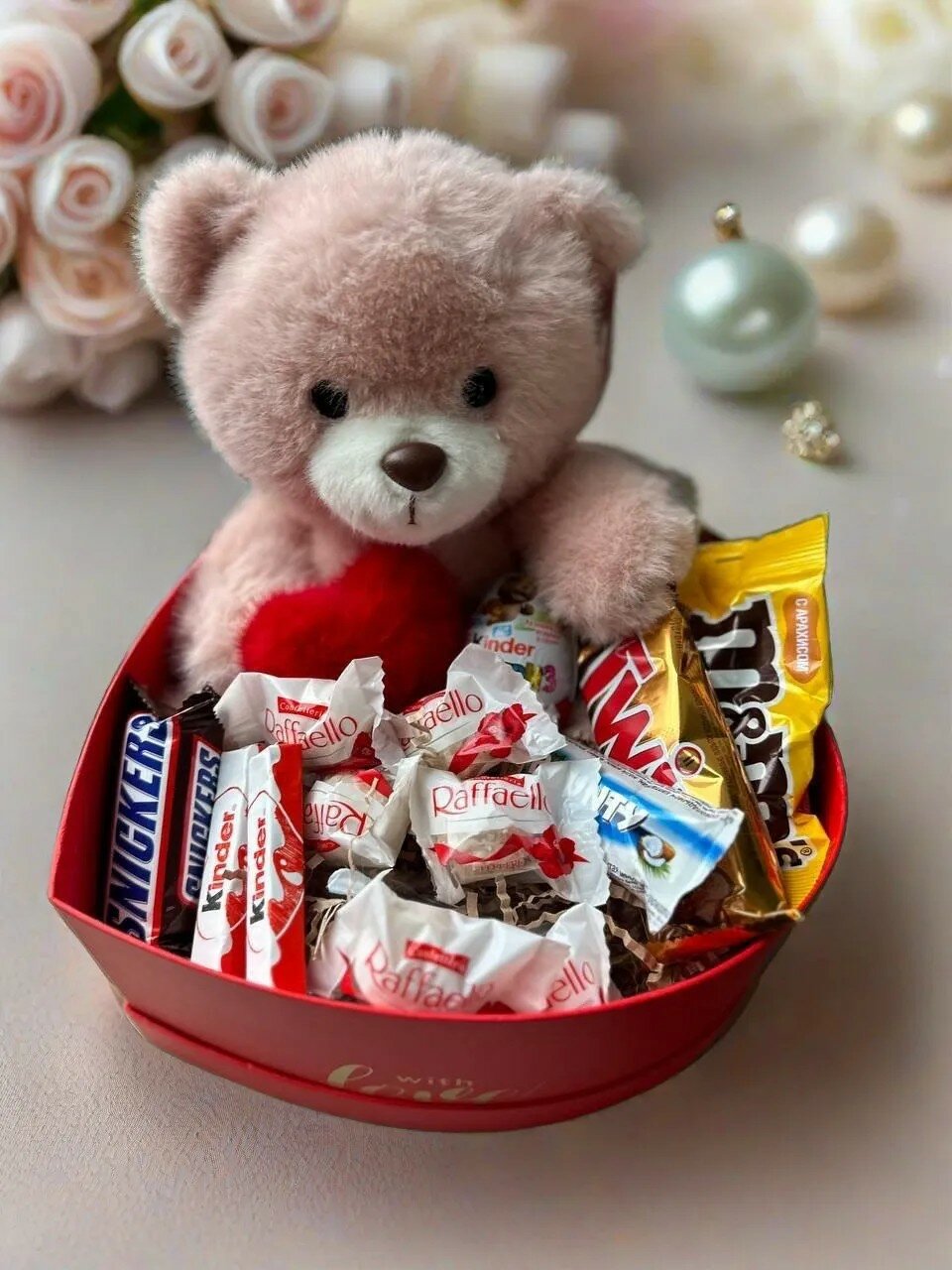 Конфетный набор от Sweet Berry "Мишкины сладости" с плюшевым медведем в подарочной коробке сердце