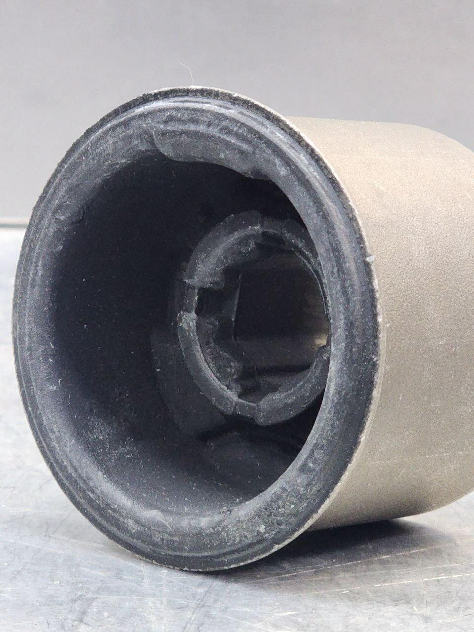 Сайлентблок задний переднего рычага без кронштейна Ауди Q3; Сеат Alhambra; VW Passat, Febest VWAB009XM