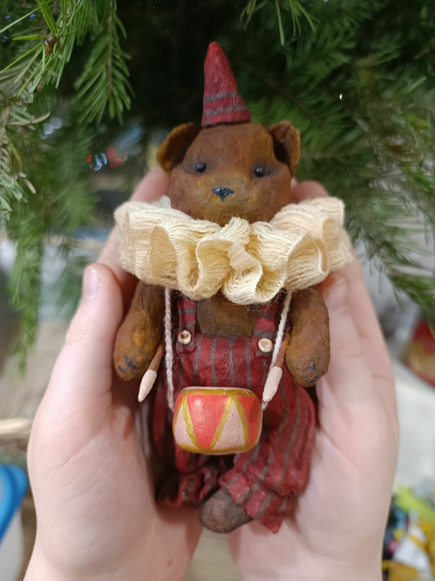 Ватная ëлочная игрушка ручной работы Мишка с барабаном, 13см, в подарочной коробке