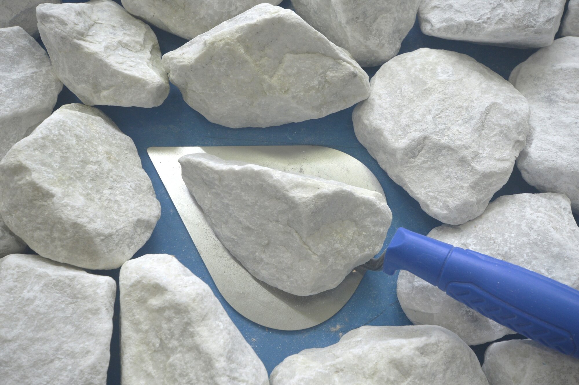 Мраморная крошка, натуральная, крупная, белая, фракция 70-150мм, для ландшафта, 10кг