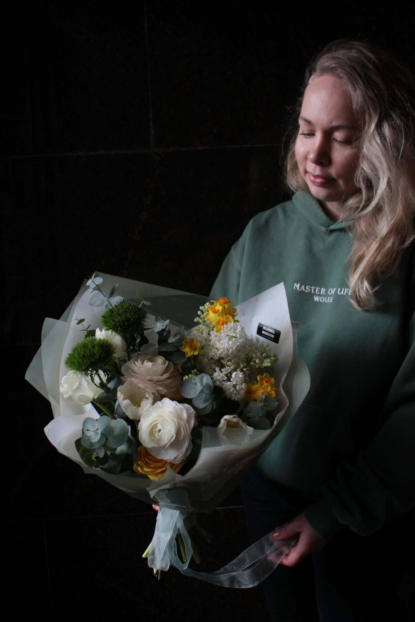 Бело-желтый весенний букет размер S от студии цветов klumba.moscow