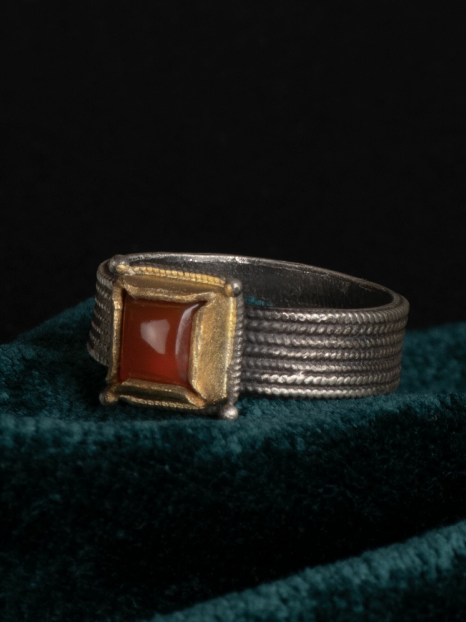 Серебряное кольцо 925 пробы Дом сердца с натуральным сердоликом