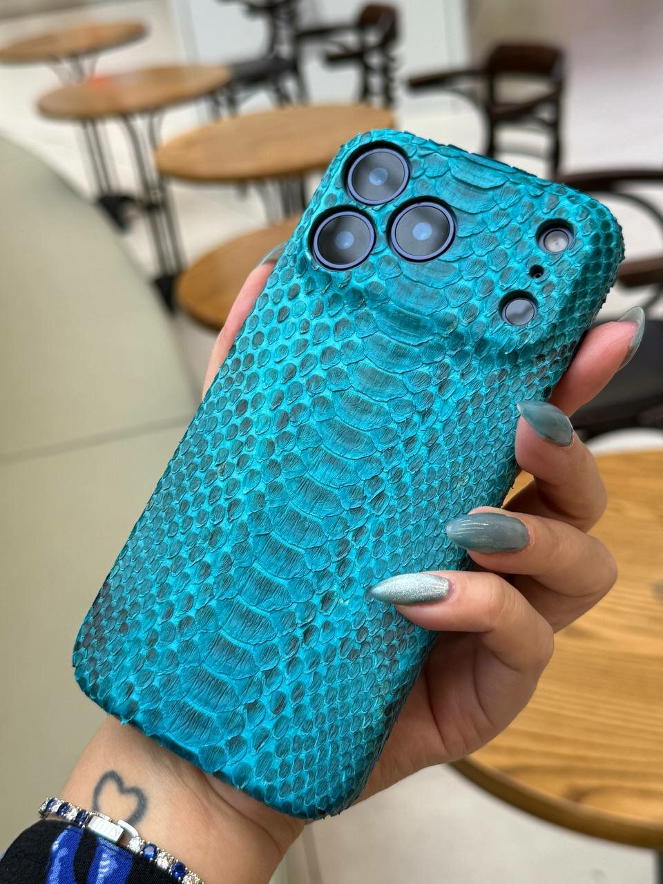 Чехол 17 Pro Max из натуральной кожи питона лазурный