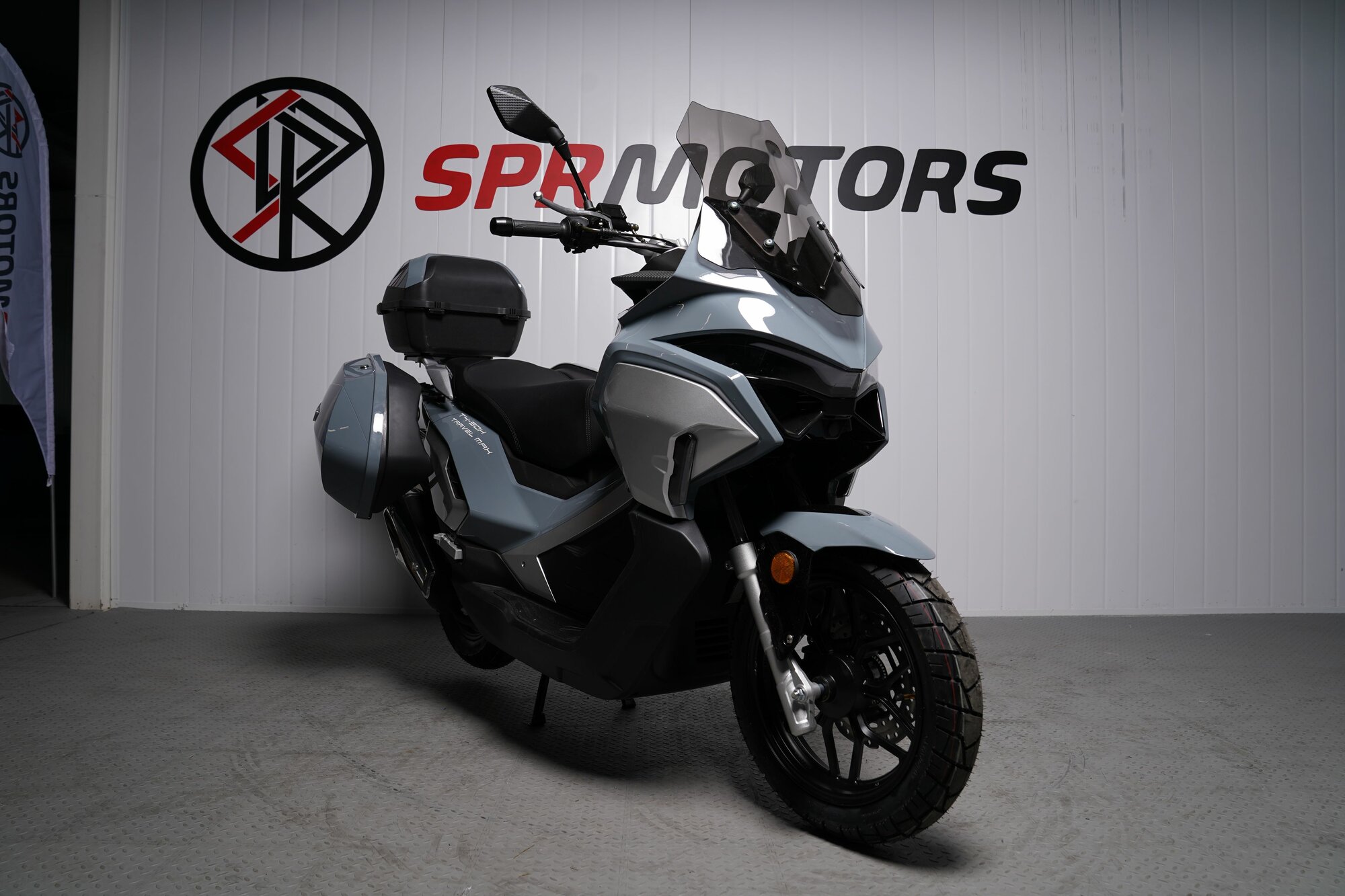 Скутер бензиновый TRAVEL MAX с боковыми боксами, 180 см3, 17 л. с. Без ПТС (49cc), с гарантией