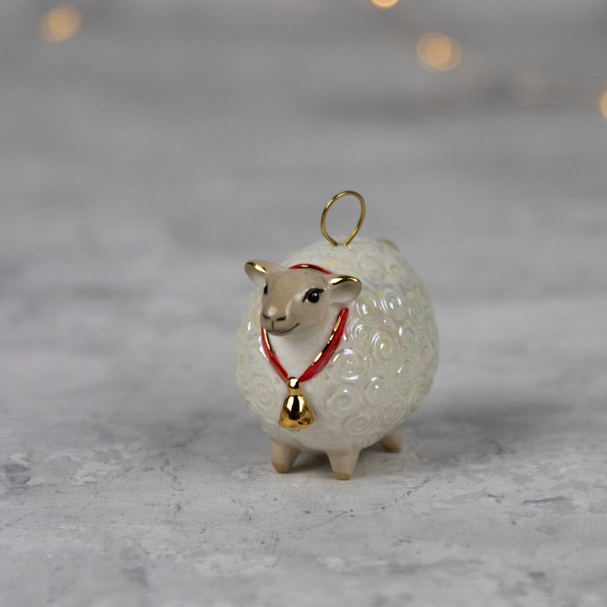 Елочная игрушка/символ года "Овечка" с красной лентой. Фарфор