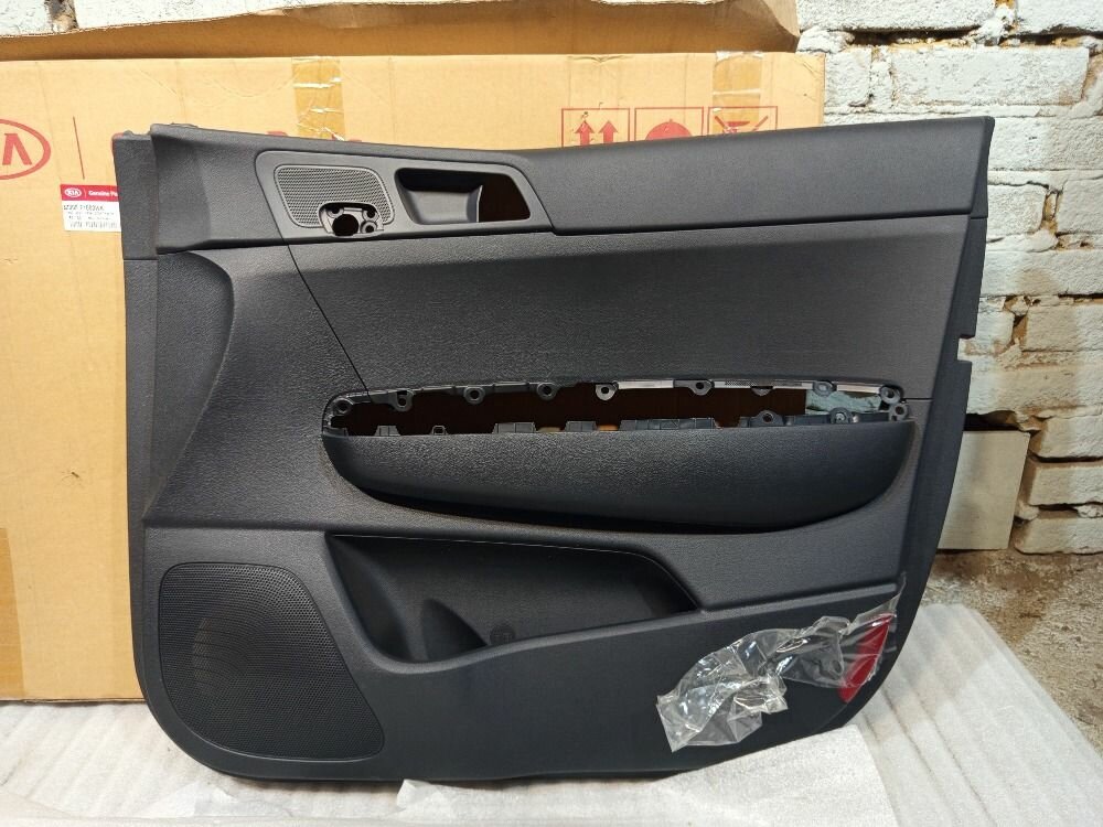 Обшивка двери передняя правая Kia Sportage 4 QL 82308f1000wk