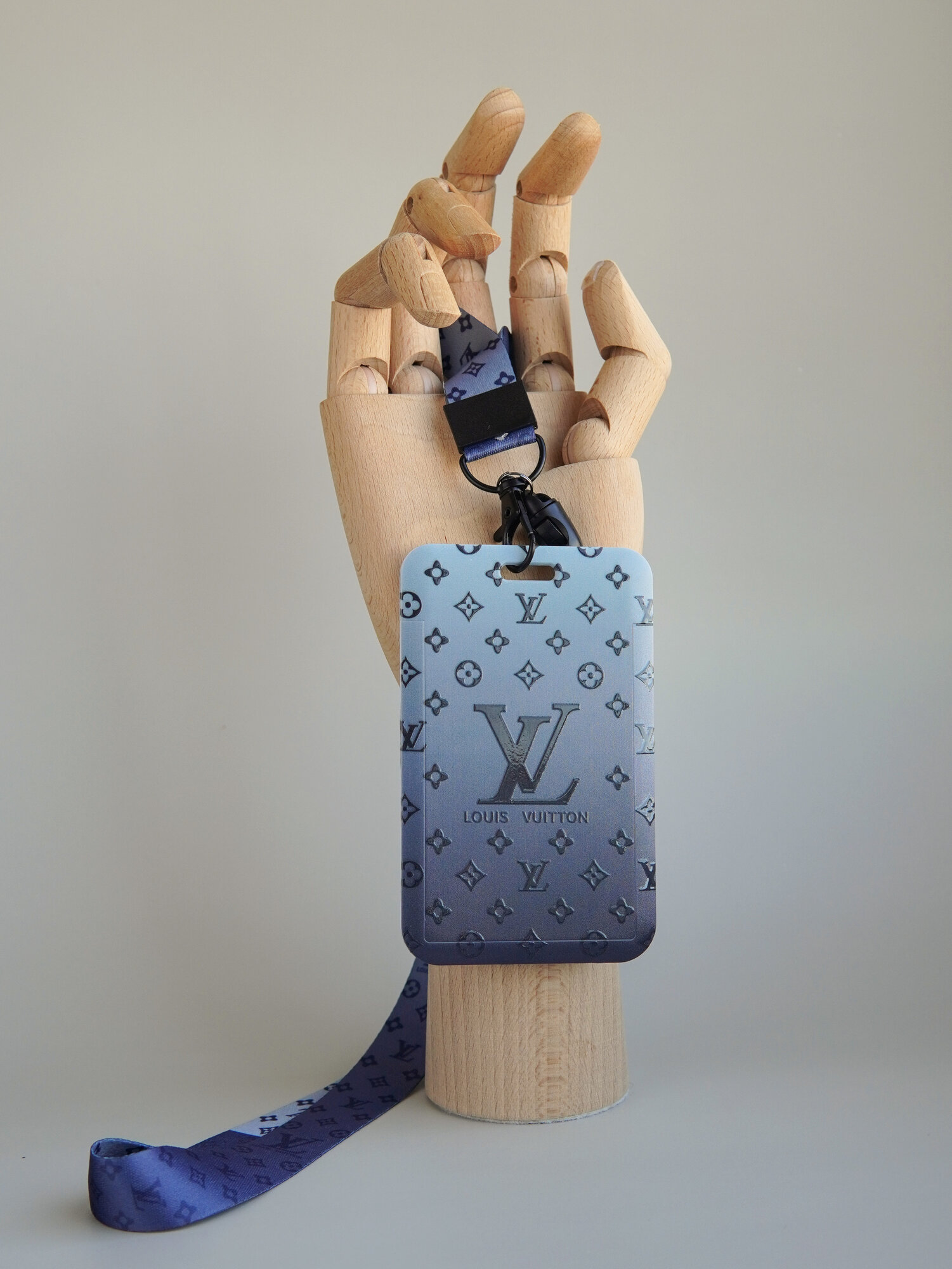 Держатель для бейджа / пропуска | Сине-голубой градиент | Монограмма LV | Элитный аксессуар | Panda_Print