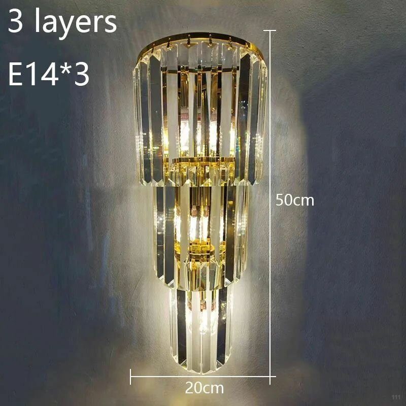 Большой настенный светильник из хрусталя в вестибюле роскошного отеля