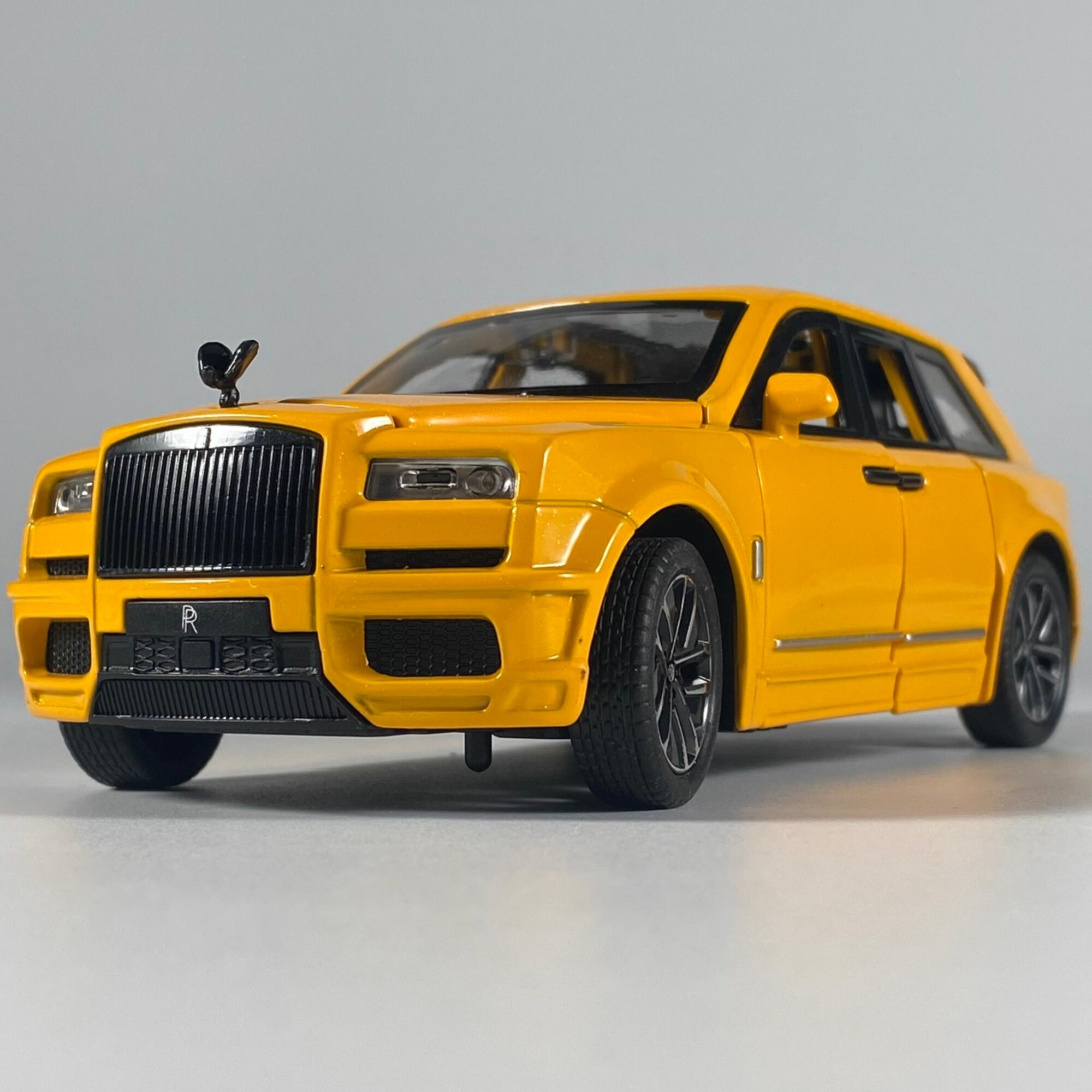 Миниатюрная модель автомобиля 1:32 Rolls Royce Cullinan Роскошный лимузин, Металлическая модель, Со звуком и огнями
