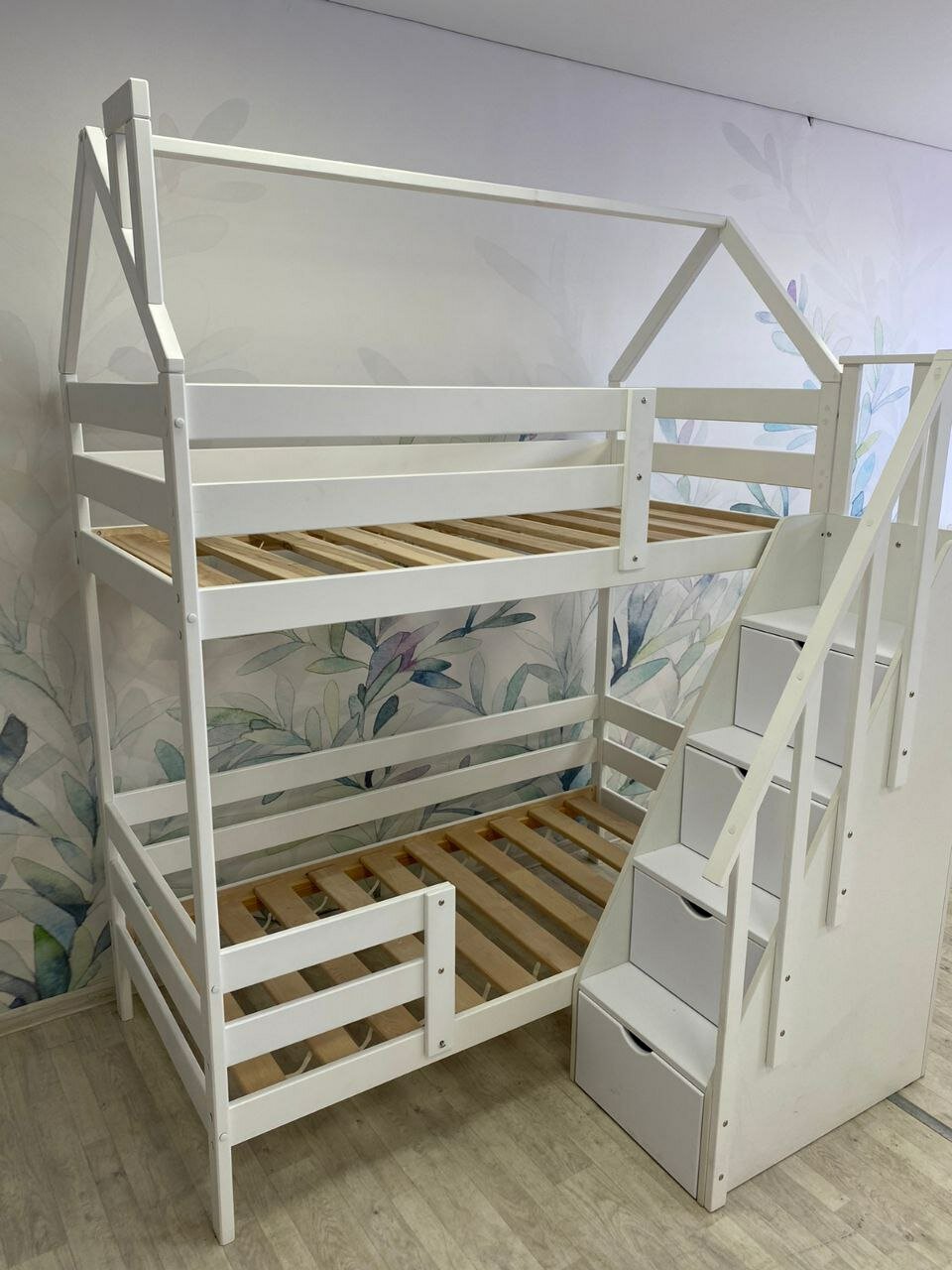 Двухъярусная кровать домик с лестницей комод из массива березы