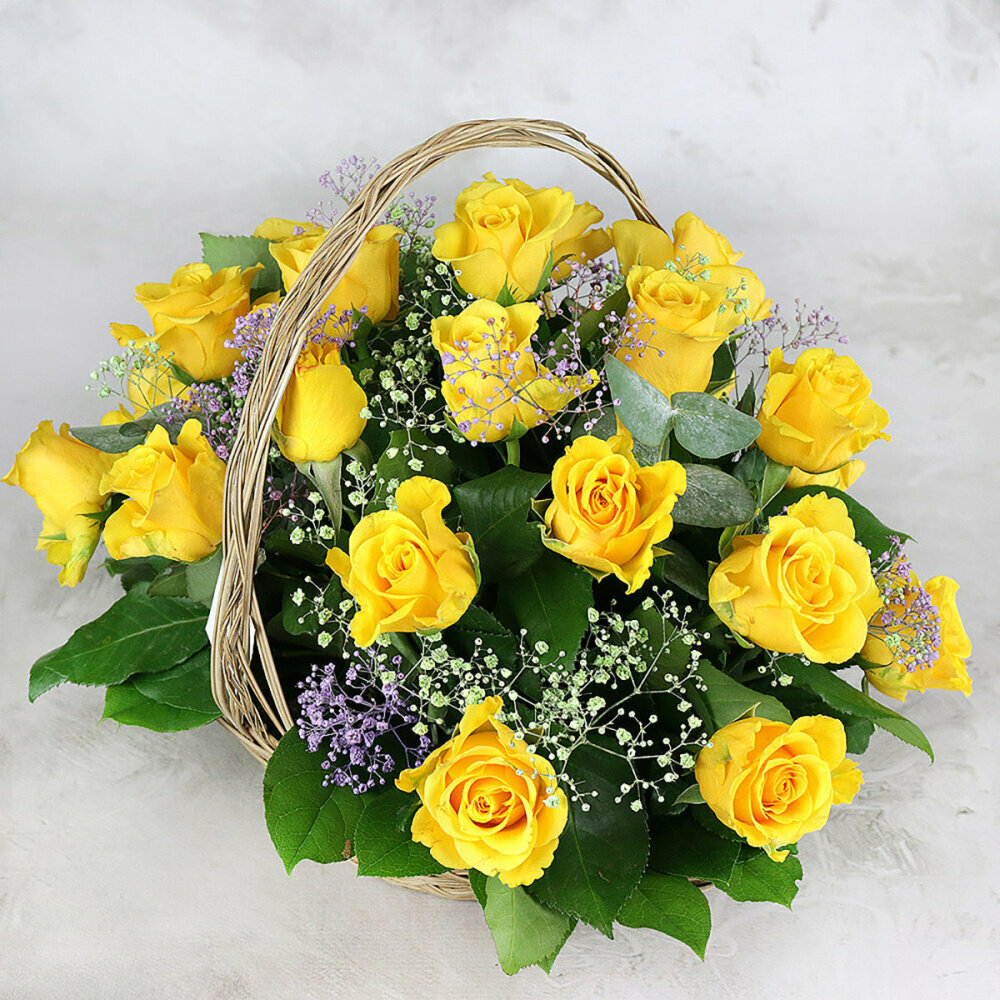 Букет Букет Маркет, в корзине, из желтых роз и гипсофилы, листья салала, 40 см
