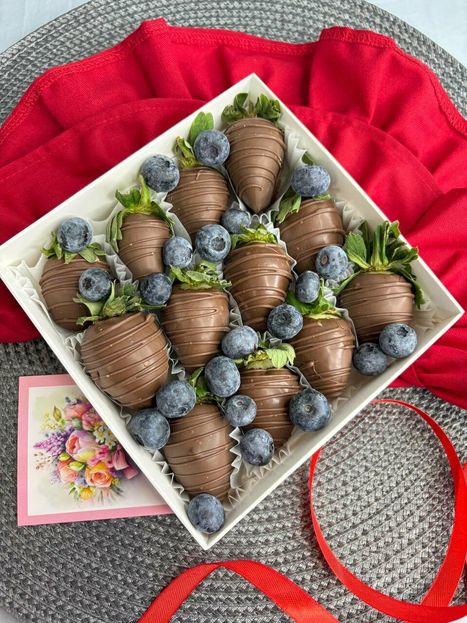 Клубника в шоколаде премиум с голубикой "Вкус Лето" ягодный вкус. Открытка в подарок