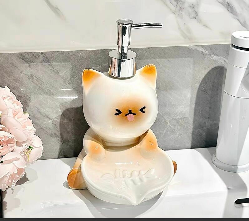 Мультяшный сиамский кот нажимает на дозатор мыла, сливает из мыльницы флакон с гелем для душа с дезинфицирующим средством для рук, дозатор мыла.300 мл