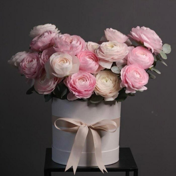 Нежная композиция из лютиков-ранункулюсов "Розовый зефир" в шляпной коробке с ароматным эвкалиптом