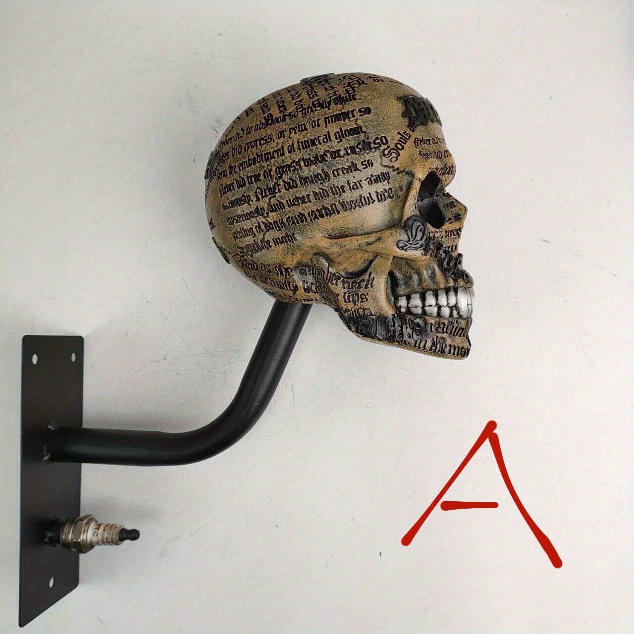 Подставка для мотоциклетных шлемов в стиле панк с металлическим каркасом и дизайном в виде черепа из смолы, идеально подходит для патио и сада.