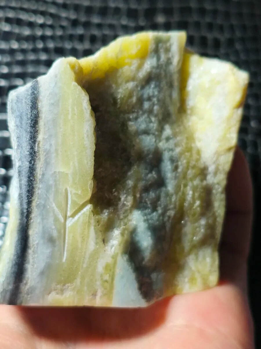 Виолан камень оберег ручной работы с руной защиты