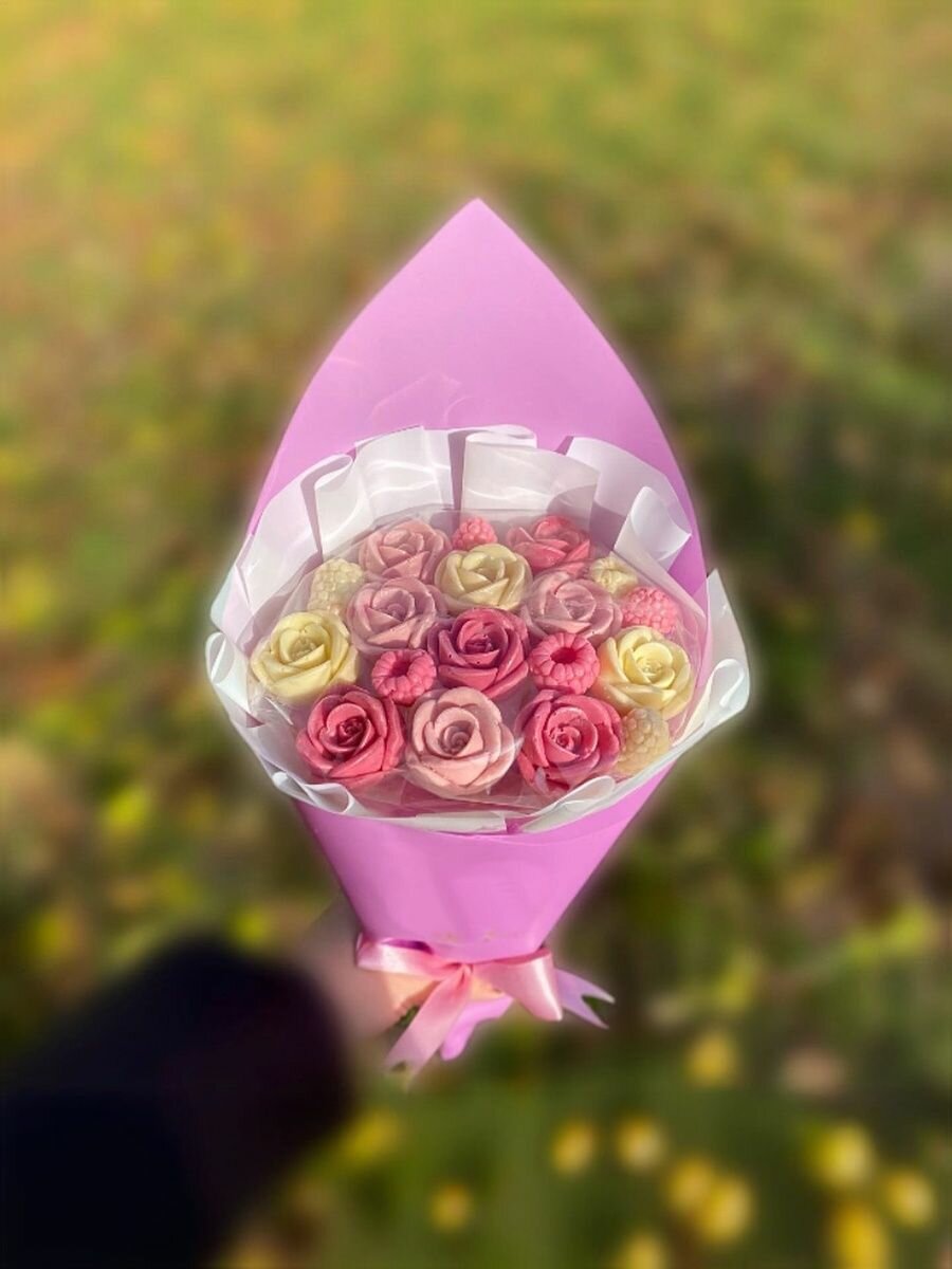 Сладкий букет из конфет шоколадные розы ShokoTrendy с ягодами из шоколада 18 фигур