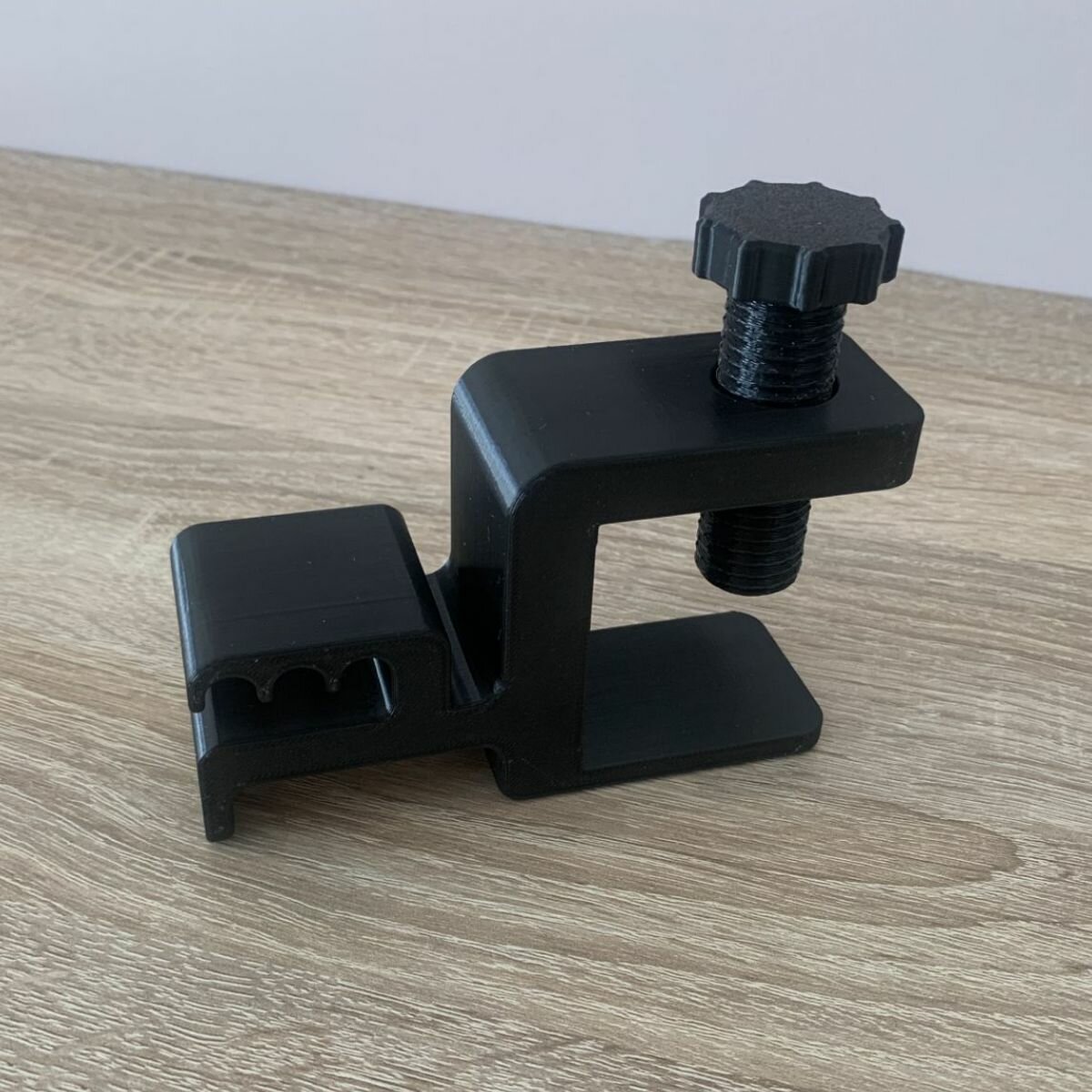 Держатель для наушников на зажиме, беспечивает надежное удержание наушников